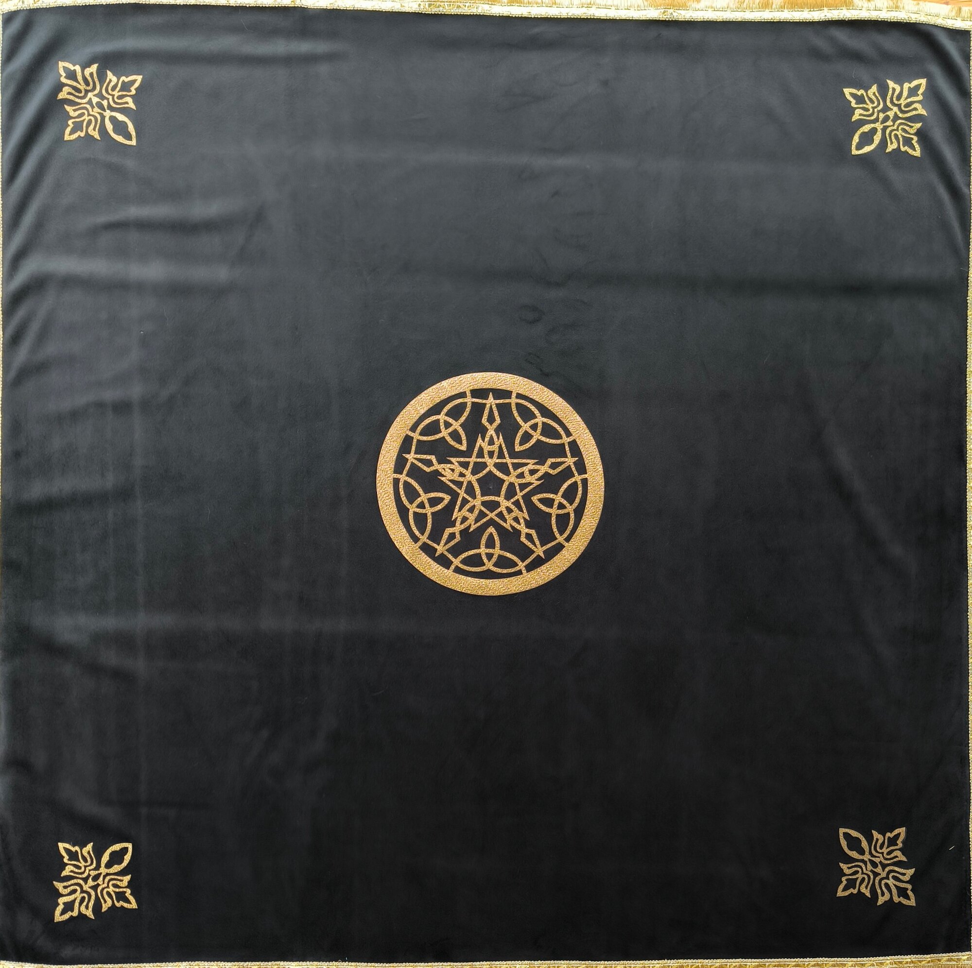 Скатерть для гаданий Звезда Центр+углы ( бархат черный) 100*100 см