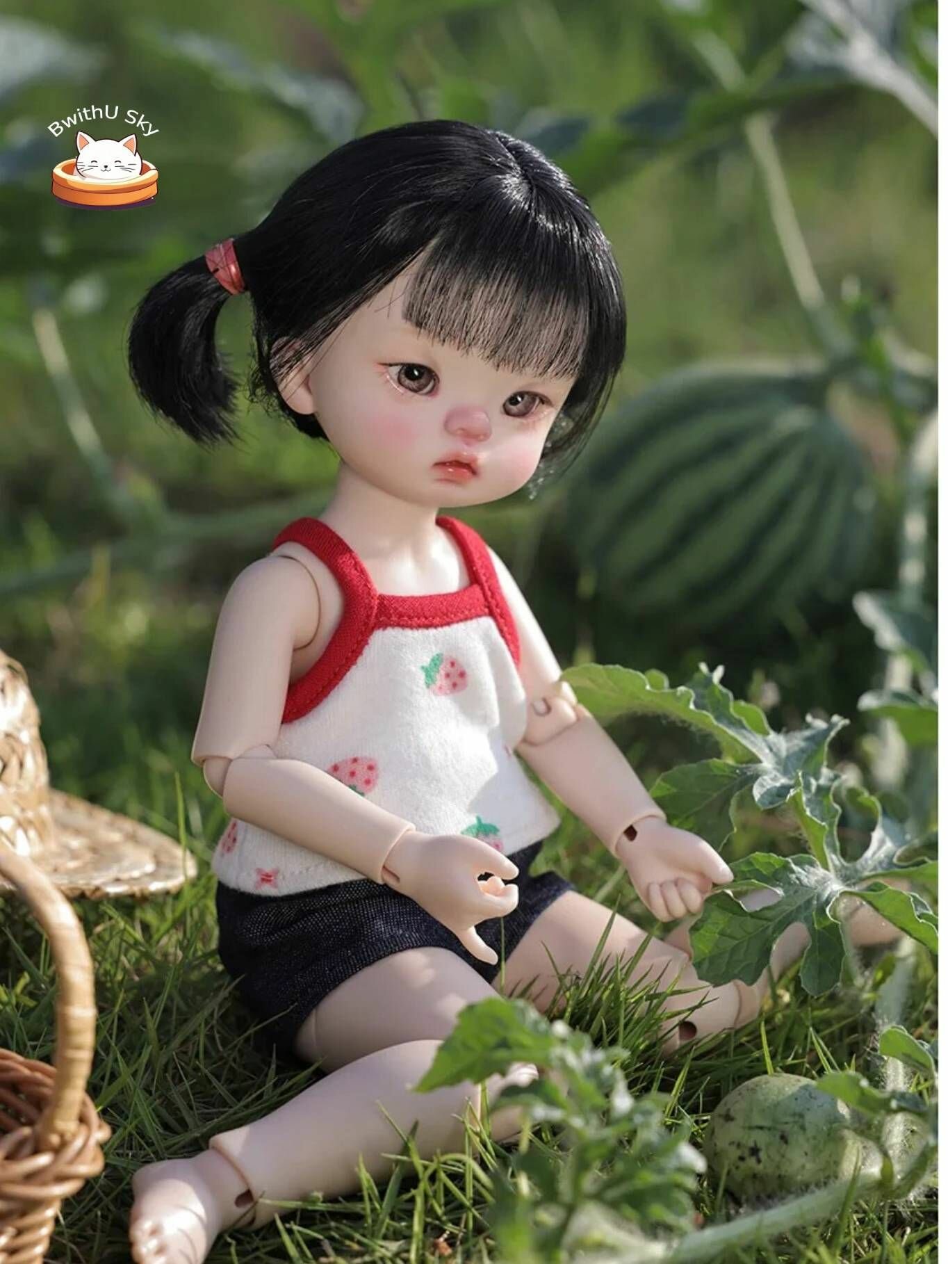 BwithU 1/6 BJD Wandy в сладком стиле: футболка с клубникой и расслабленный образ в саду!