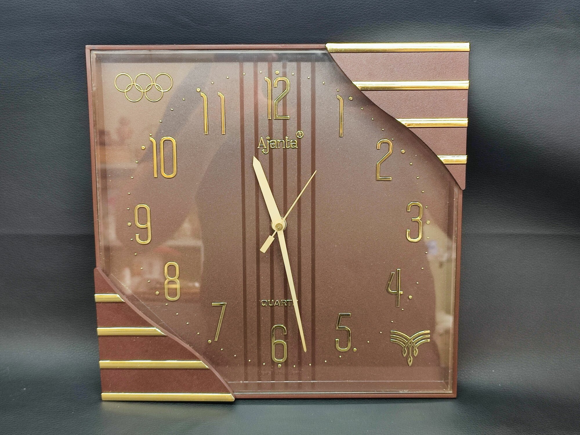 Часы настенные Олимпиада 80 СССР Индия Ajanta кварц пластик размеры 26,8 х 26,5 х 4 см