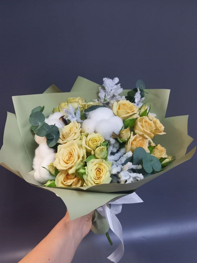 Букет с жёлтой кустовой розой, белыми заснеженными ветками и хлопком "Зимнее солнце"