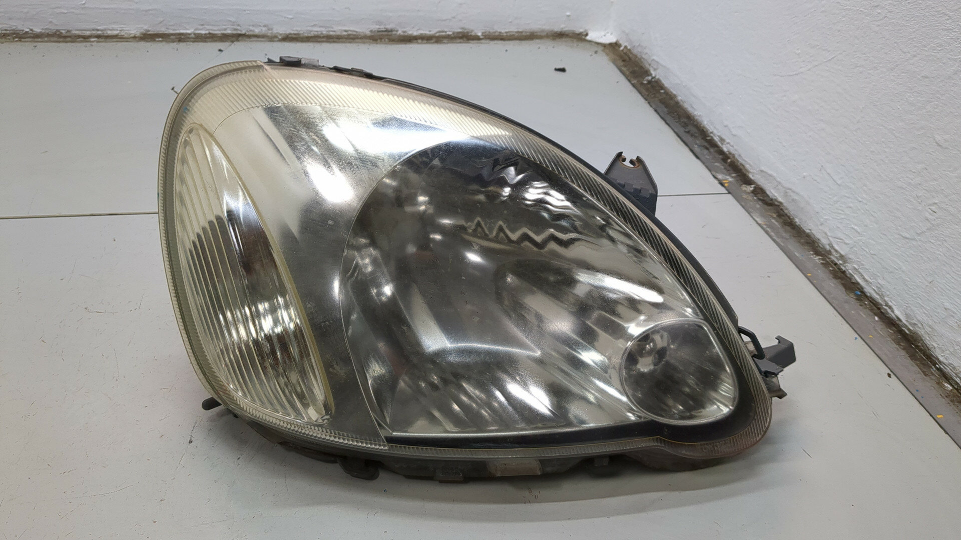 Фара (передняя) правая Toyota Yaris Б/У