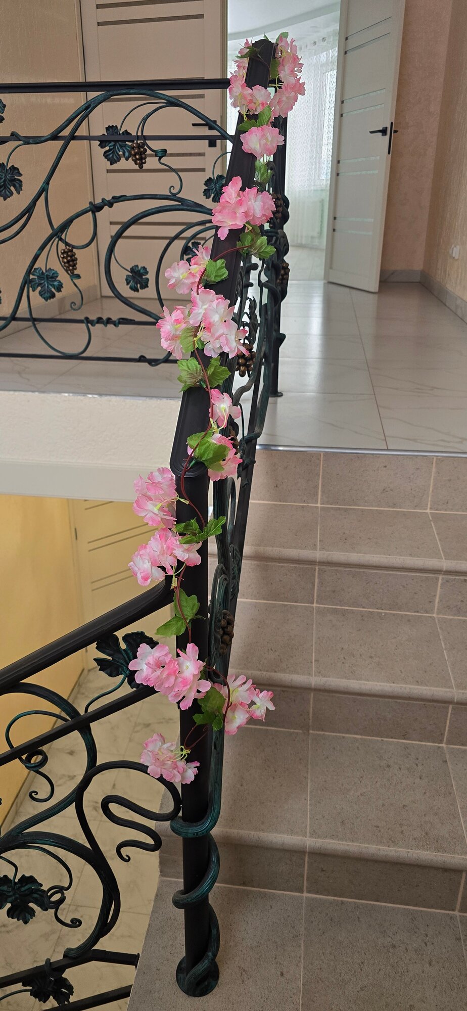 Искусственная лиана "Цветочная Сакура" Holodilova, длина 2,4 м, светло-розовая