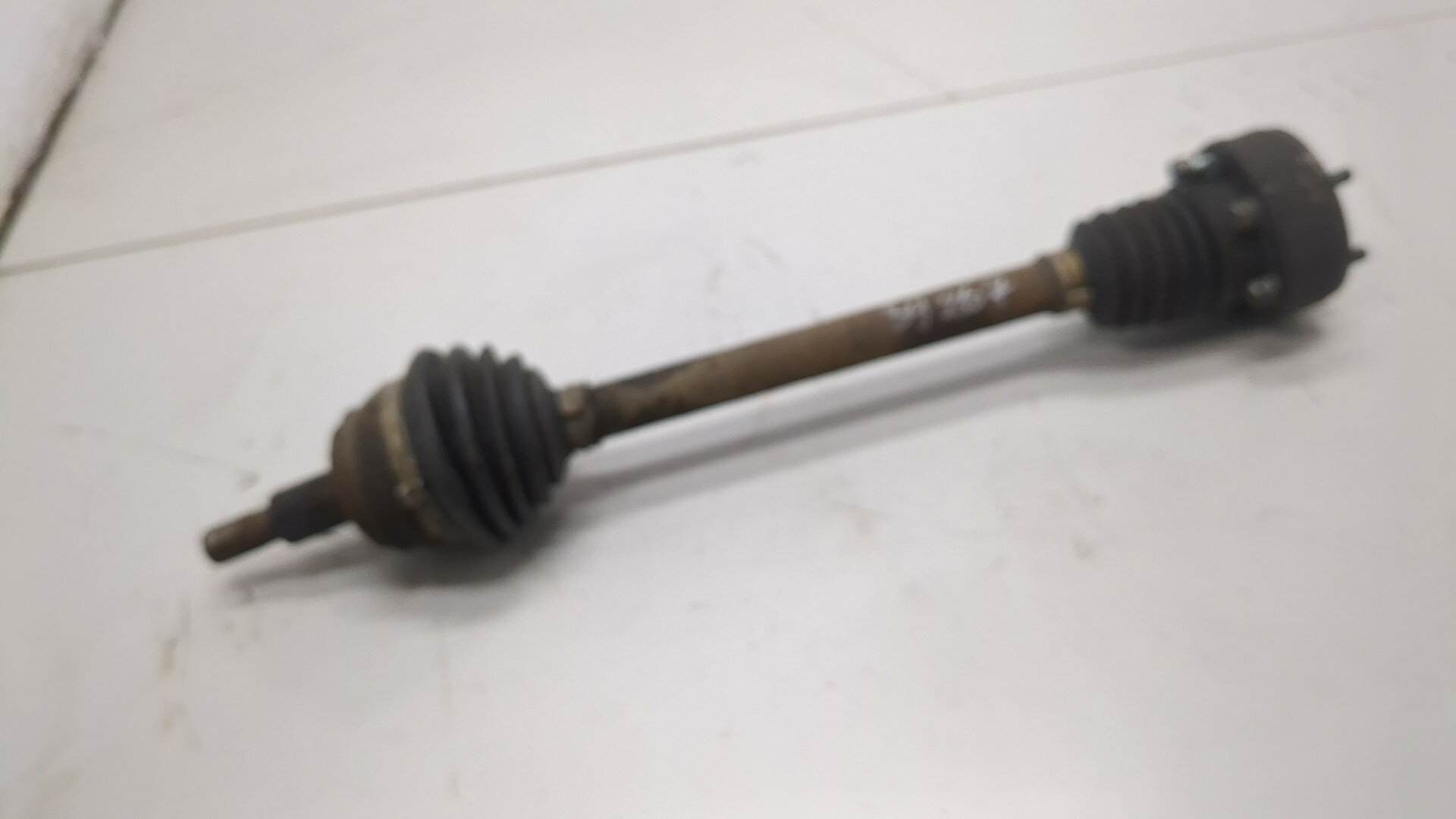 Полуось (вал, шрус) левая передняя Volkswagen Golf 4 Б/У