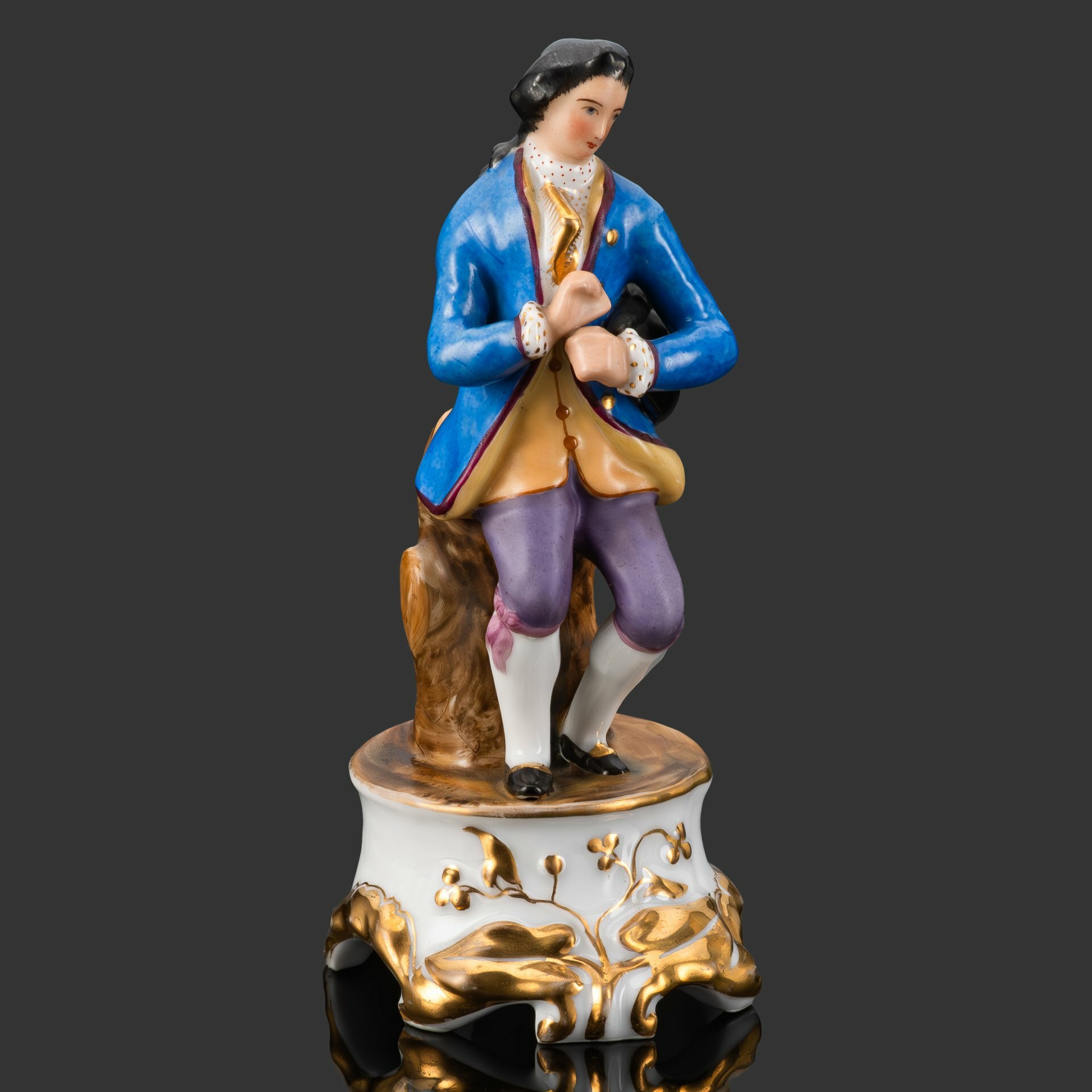 Статуэтка "Галантный кавалер", фарфор, роспись, золочение, Западная Европа