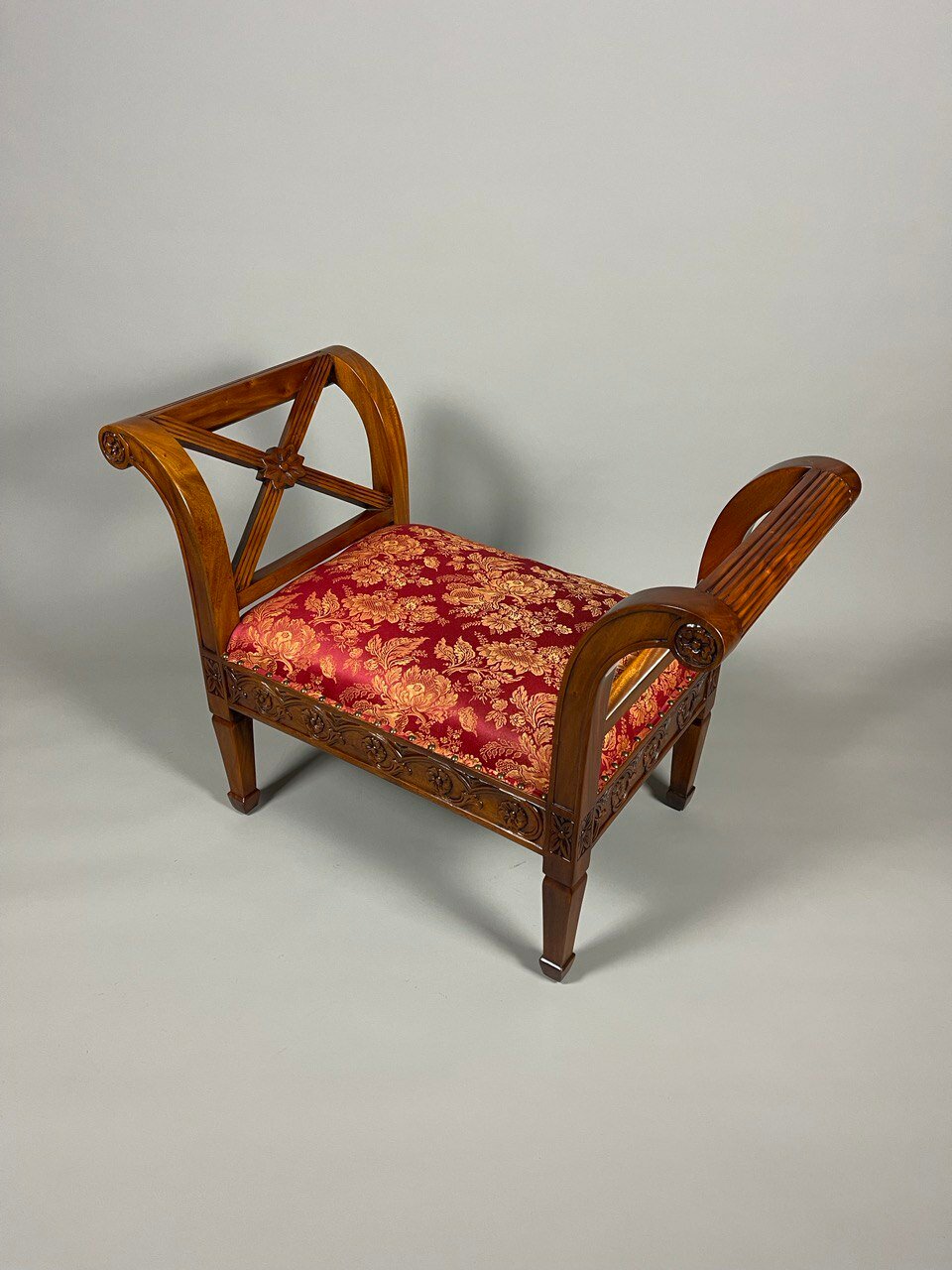 Банкетка с подлокотниками от DOMKORLEONE, красное дерево (mahogany wood), текстиль, цвет орех NAA (светло-коричневый)