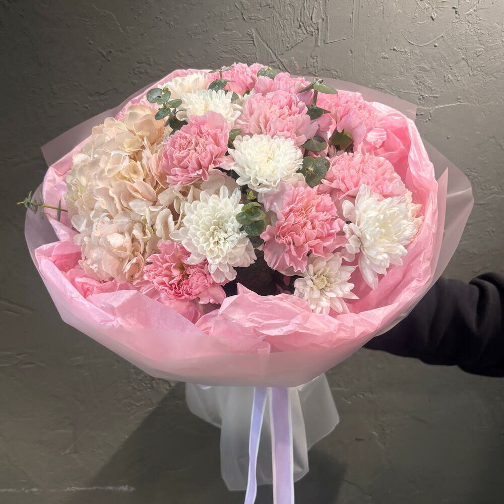 Букет с гортензией, диантусом и эвкалиптом в стильной упаковке