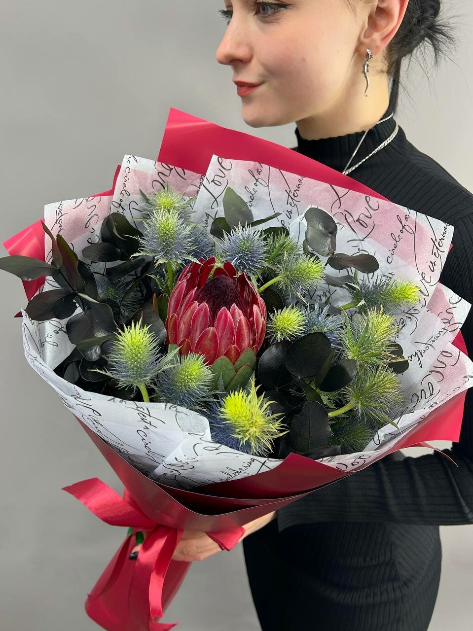Экзотический букет с протеей, эрингиумом и чёрным эвкалиптом в яркой упаковке