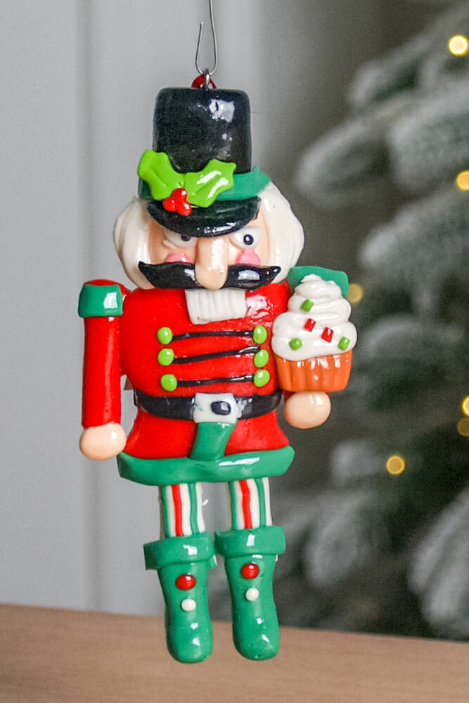 Елочная игрушка щелкунчик-карамелькин с пироженым, полистоун, 13 см, EDG 684545-74-2