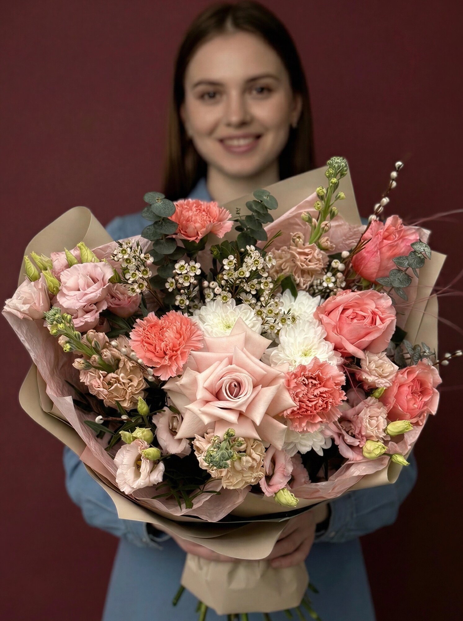 Сборный букет живых цветов "О любви" с розами, маттиолой и эустомой