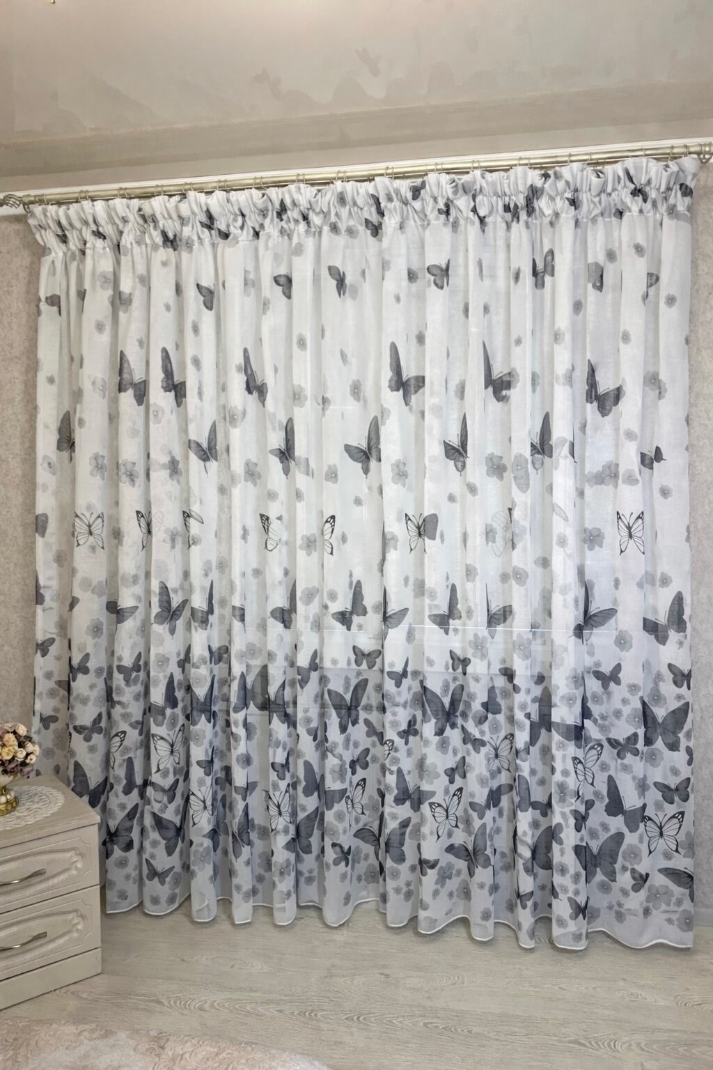 Тюль под лён в спальню и гостиную черные бабочки 280 x 600 см