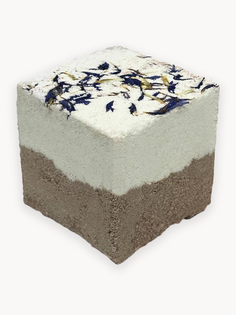 Бомбочка для ванны Solace с ароматом Табак и ваниль с морской солью, шиммером и сухоцветами (бежевый / белый)