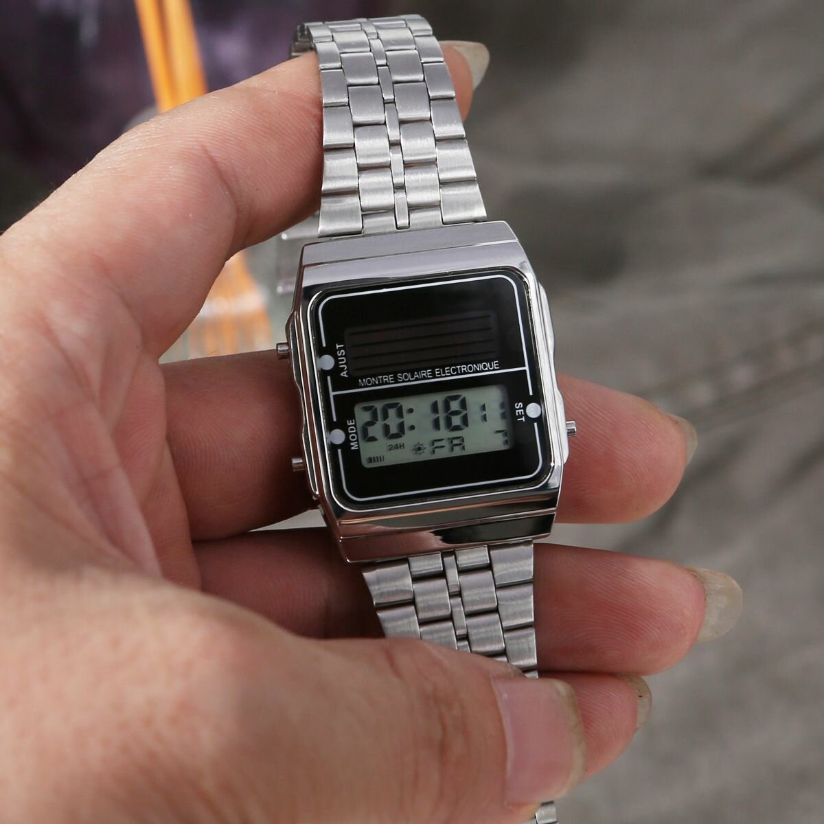 Электронные часы с солнечной зарядкой, белые