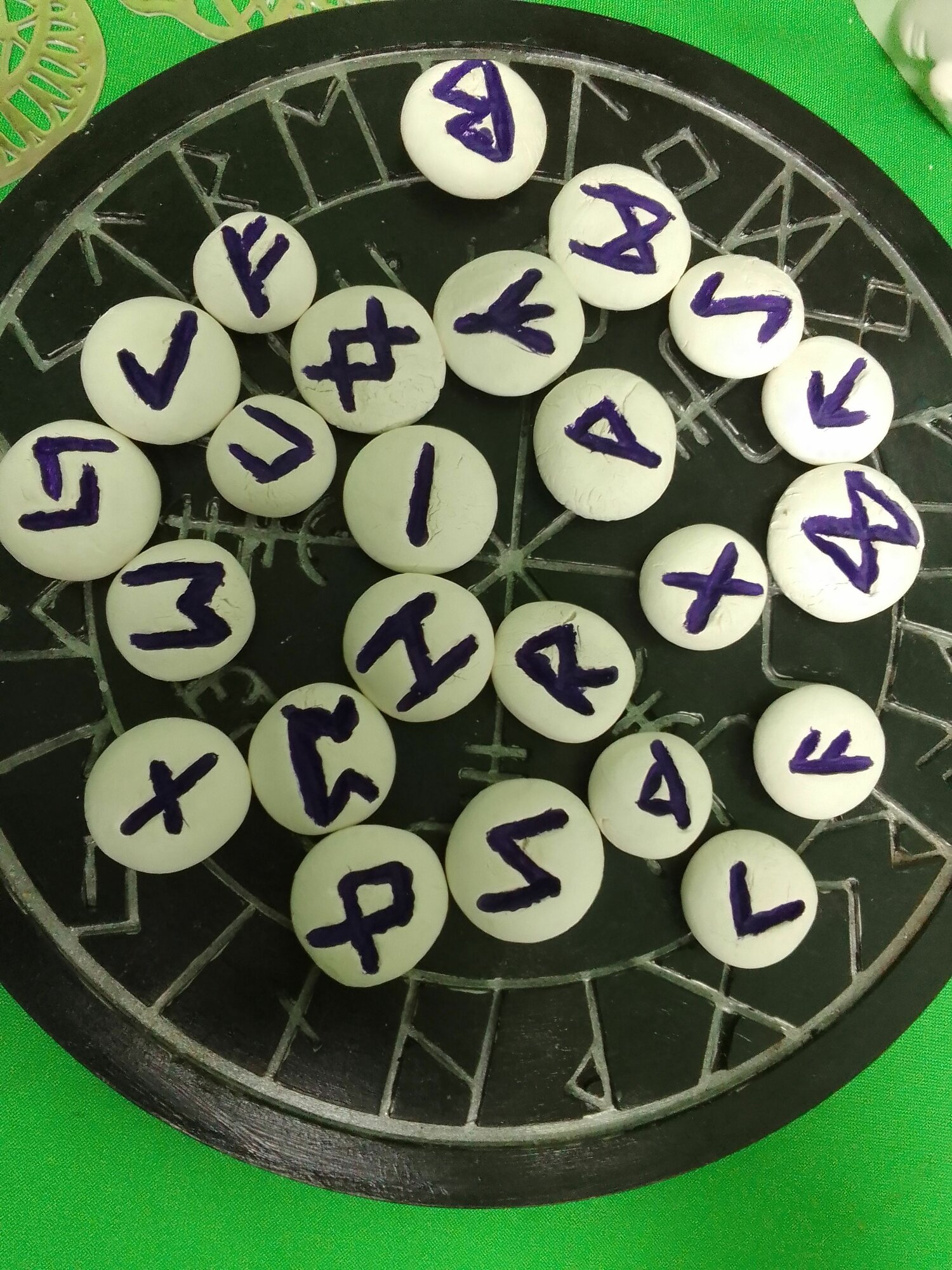 Руны "Гадание и Медитация", ручная лепка из глины, длина 2,5 см, 24 шт.