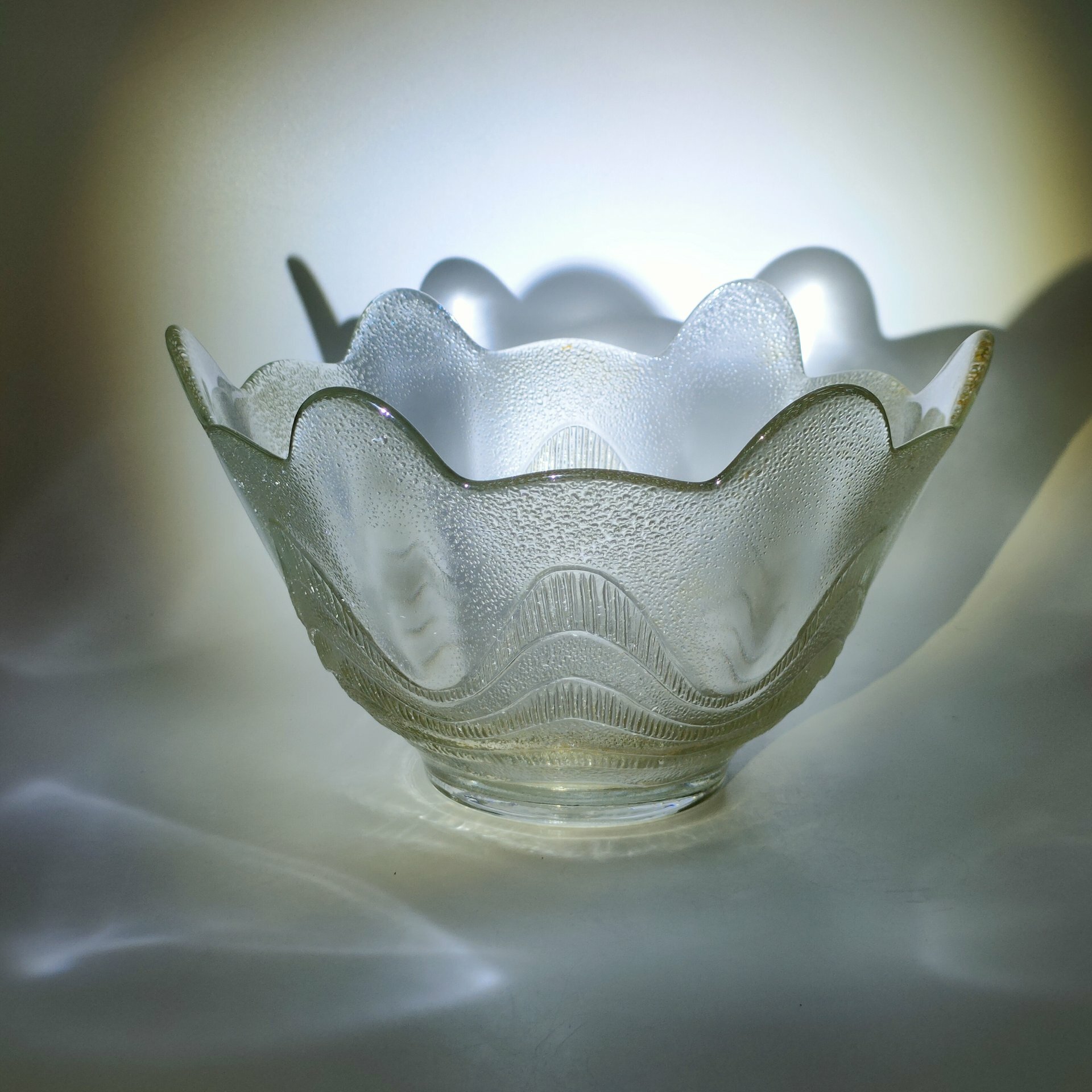 Салатник (конфетница) с фигурным краем, стекло, пресс, СССР, 1970-1990 гг.