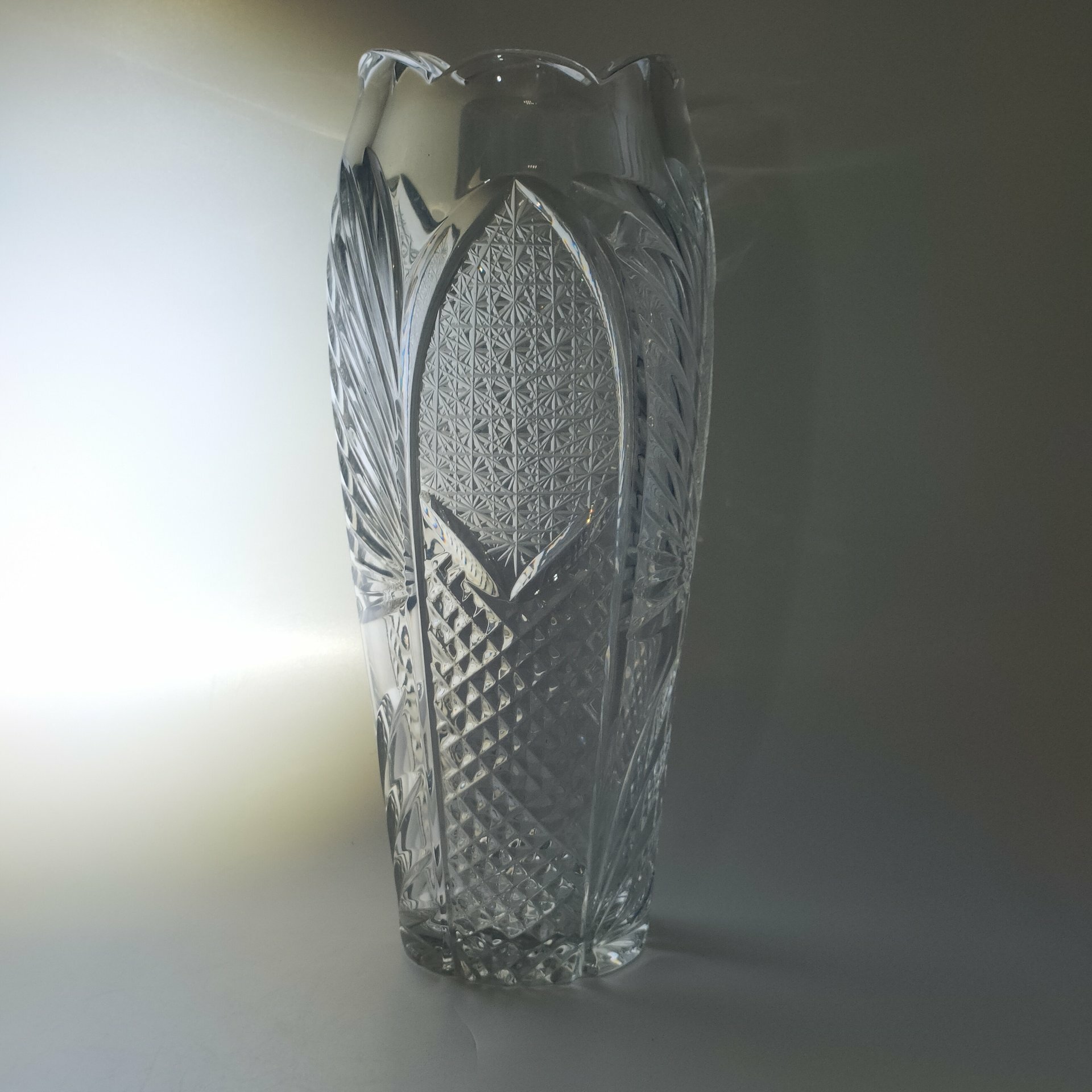 Ваза для цветов с резным декором и фигурным краем, хрусталь, алмазная грань