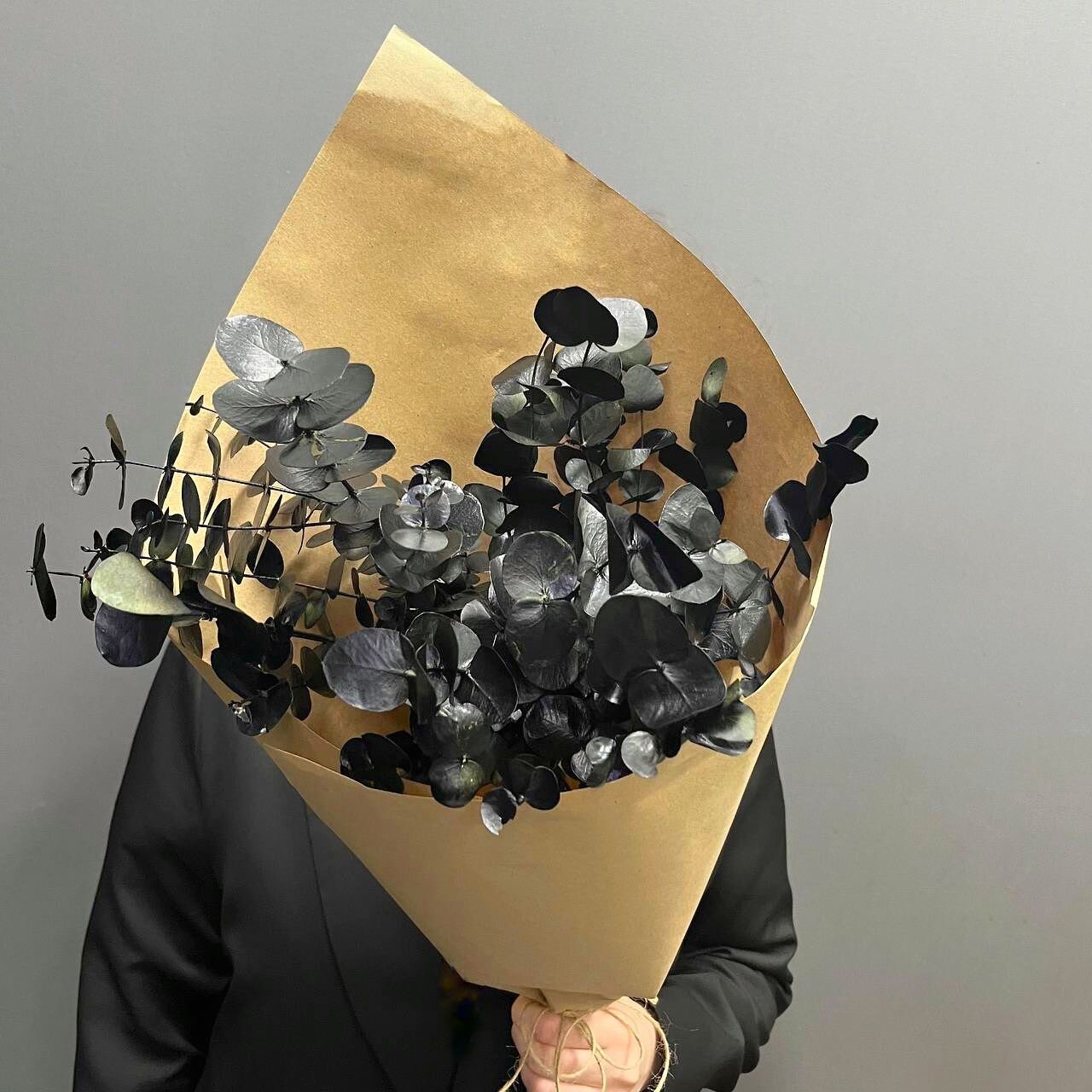 Букет из черного крашенного эвкалипта (5 веток 50см) в крафте