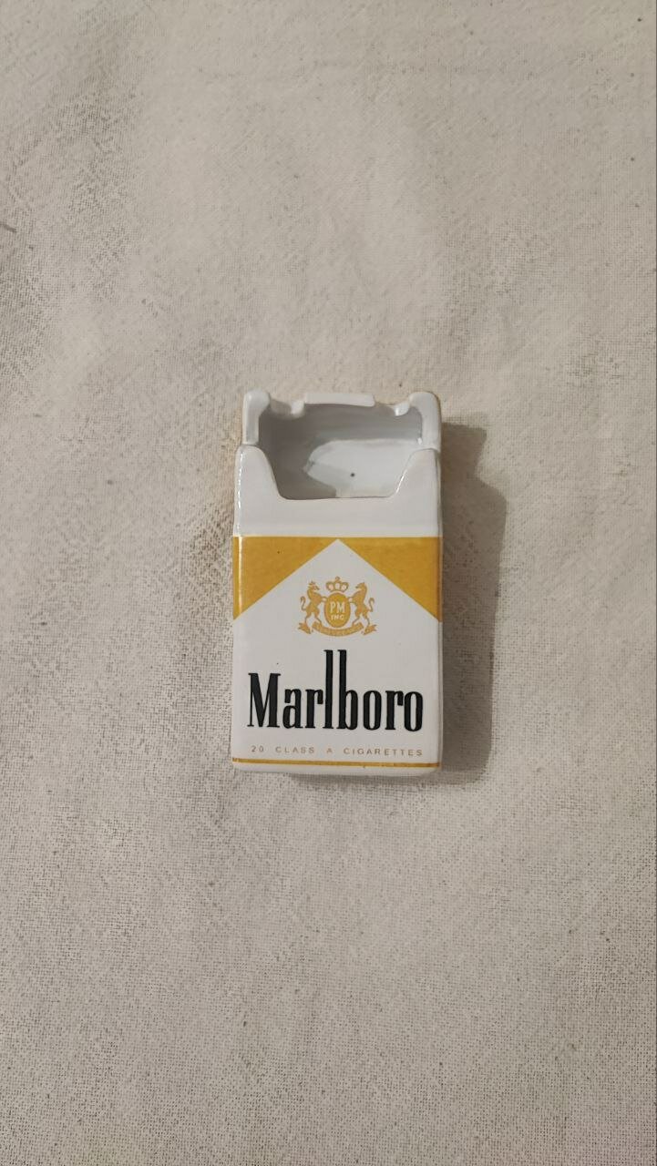 Урна в форме пачки сигарет malboro Gold