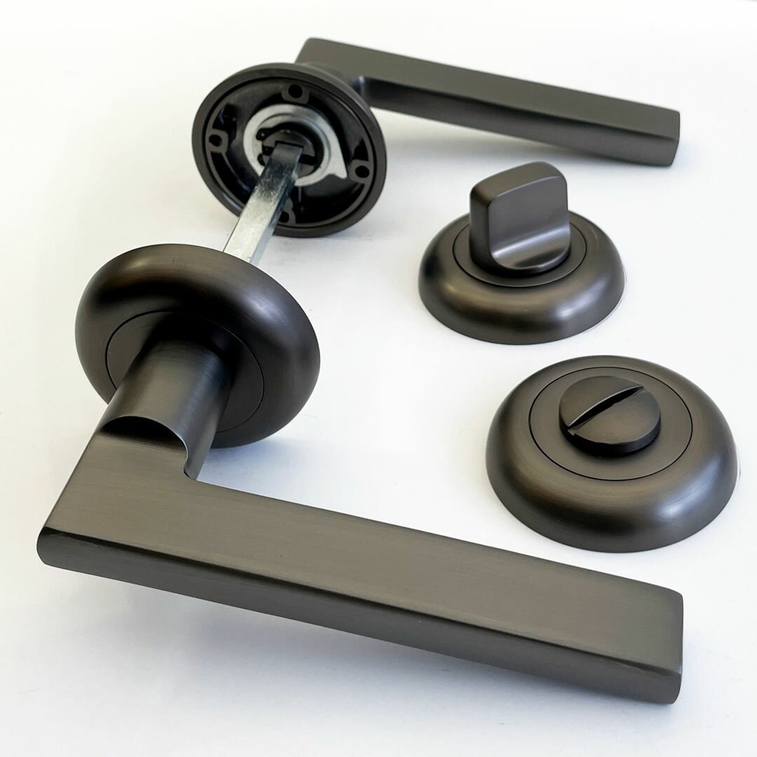 Комплект дверных ручек LORENA графит (круглая розетка) с сантехническим фиксатором WC Q6 с ответной частью, графит (круглая розетка)