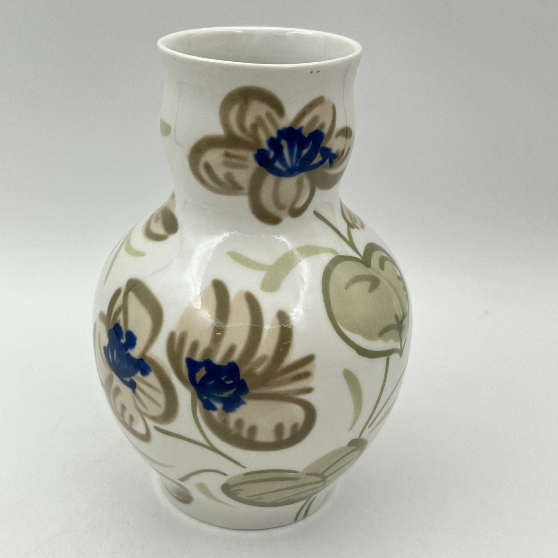 Ваза с цветочным декором в пастельной гамме, фарфор, деколь