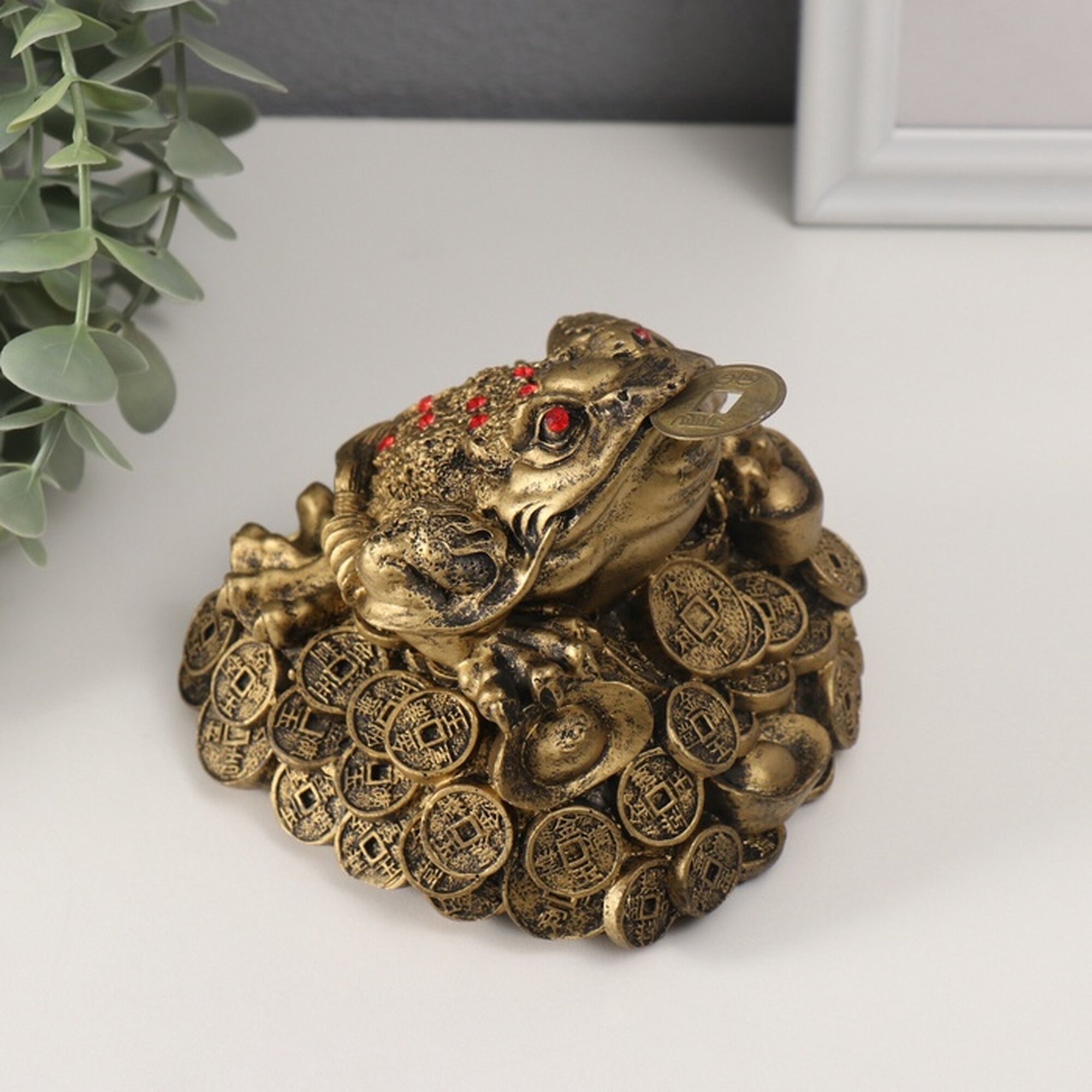 Нэцкэ фигурка «Денежная жаба на горке китайских монет», полистоун, под бронзу, 10×11.5×12.5 см