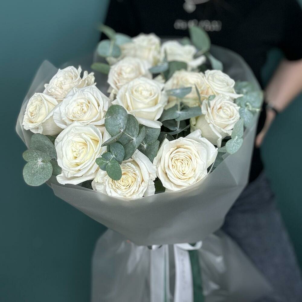 Монобукет из белых роз сорта Плая Бланка с эвкалиптом в упаковке