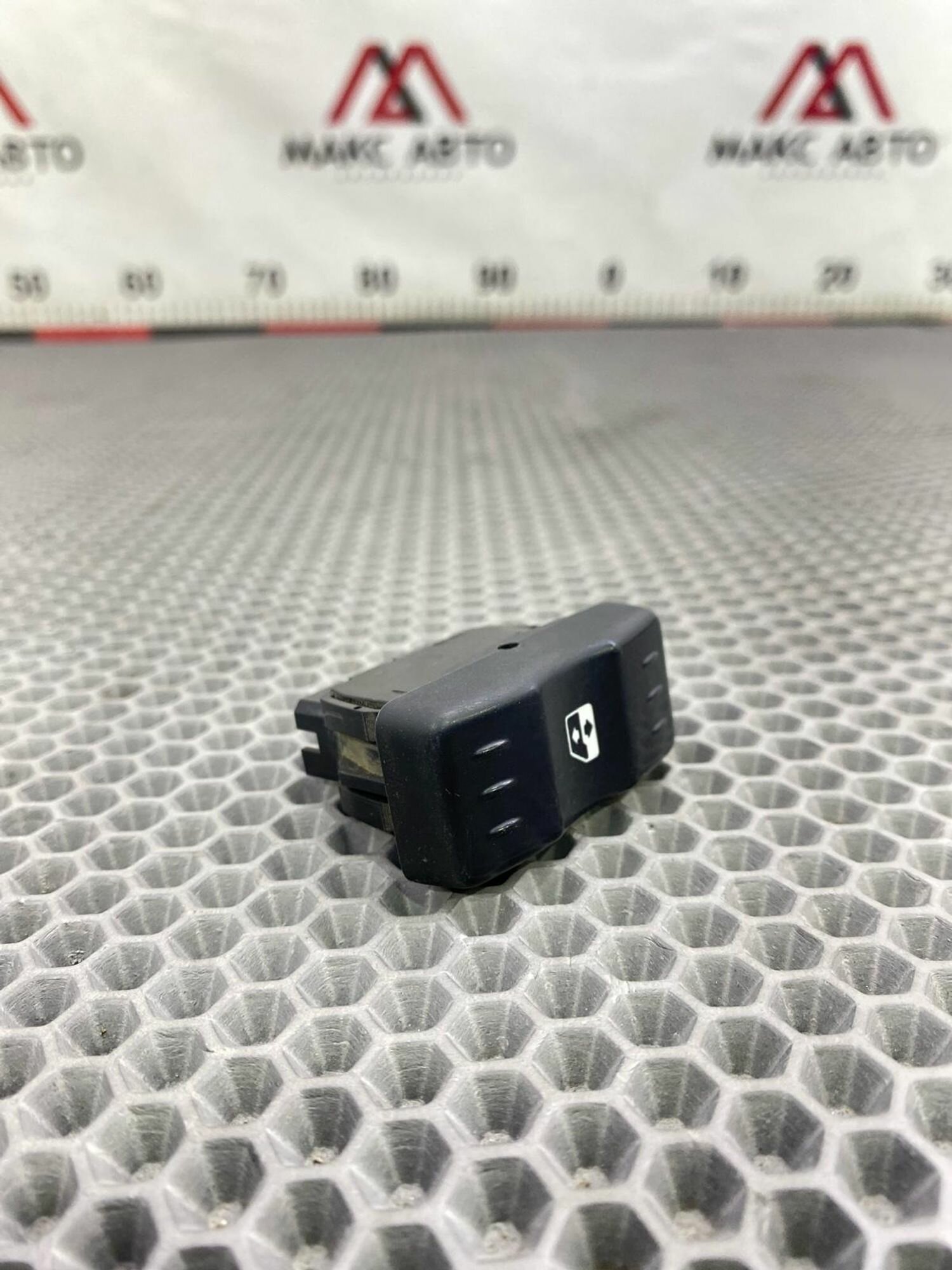 Б/У кнопка стеклоподъемника Renault Logan LS0G