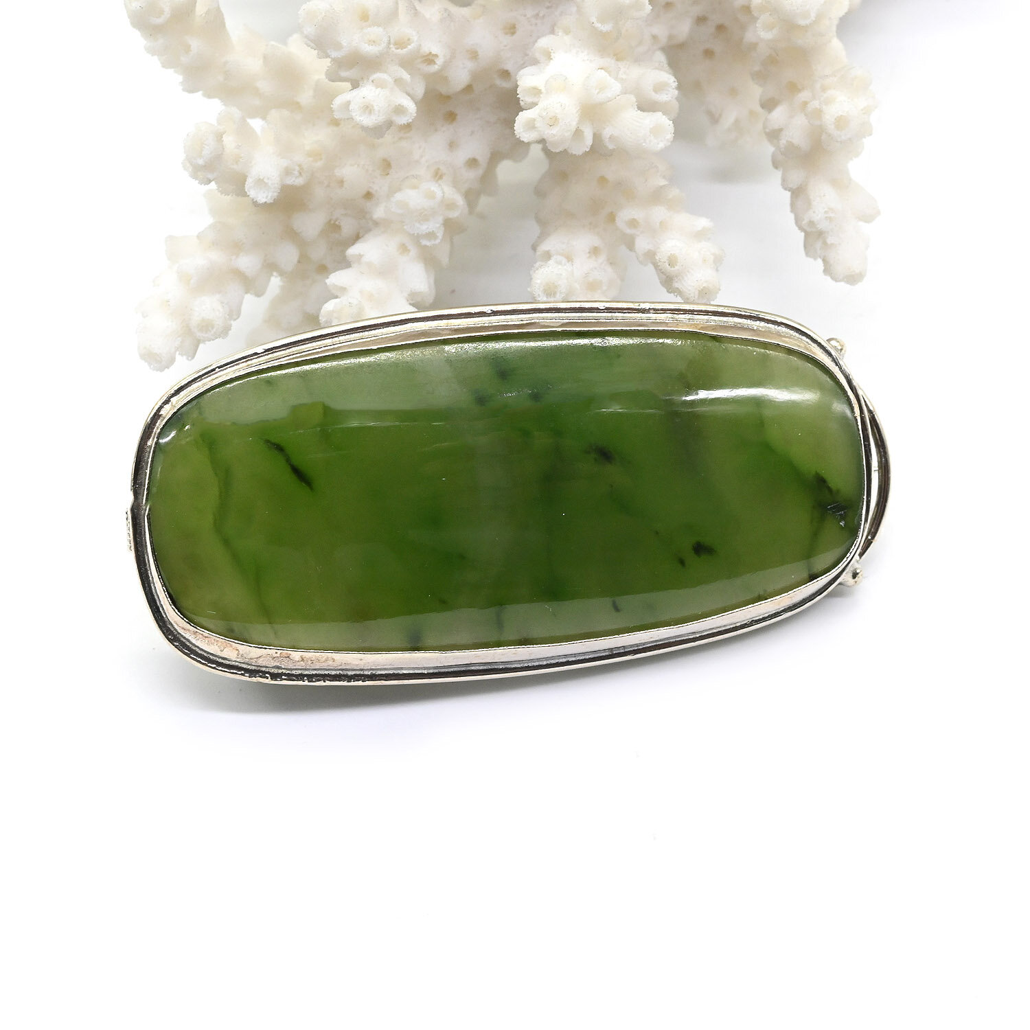 Брошь, нефрит