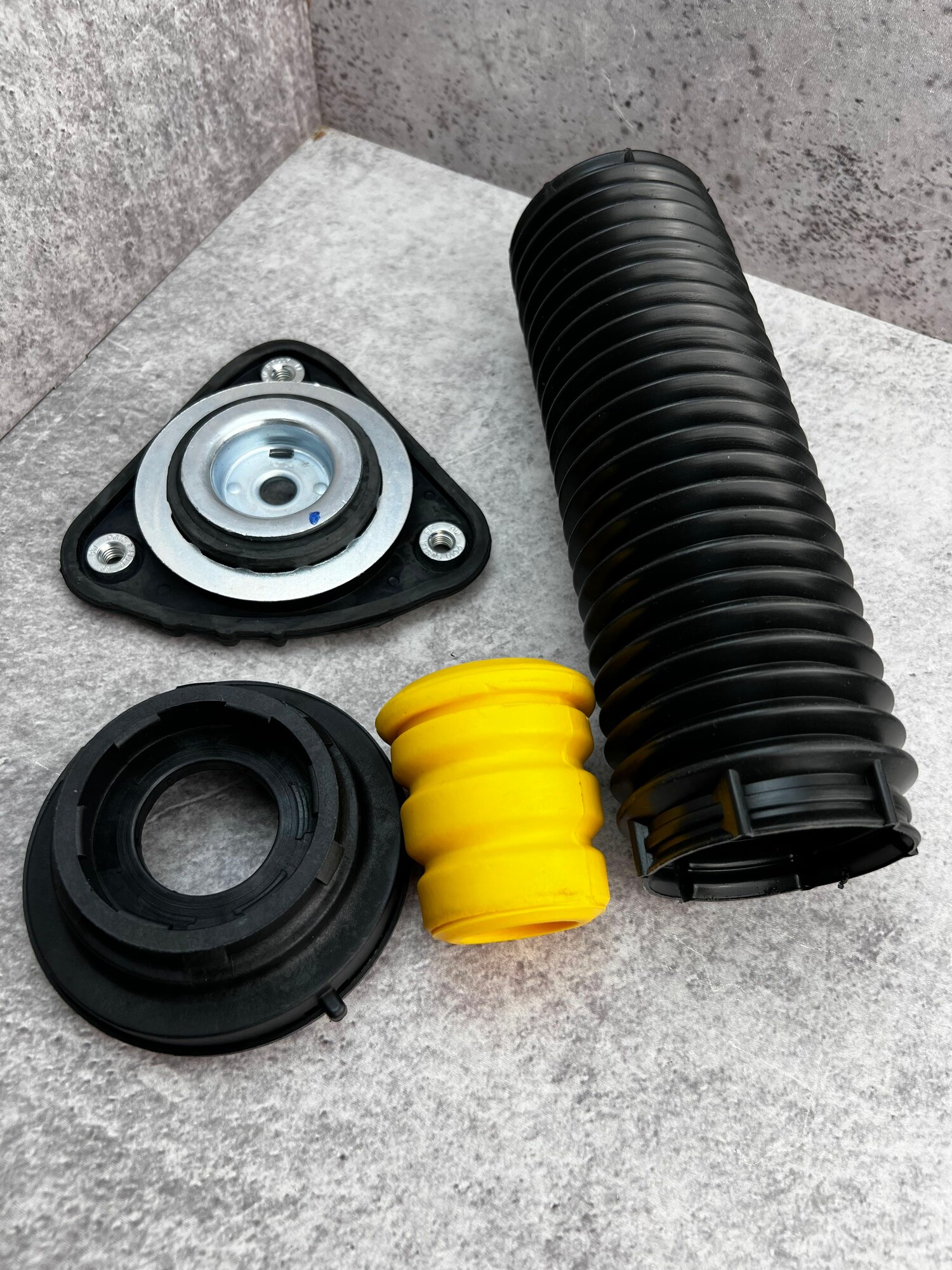 Полный комплект на один амортизатор. Подшипник опорный, опора, пыльник + отбойник. Для Ford Focus 2,3. Mazda 3 BK BL. Артикула : 1508111, 2036136 1377471 1305329 1446481