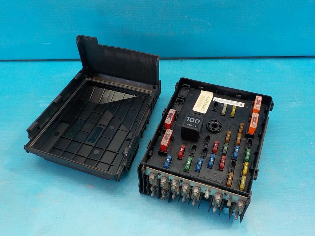 Блок предохранителей под капотом VOLKSWAGEN Passat B6 2005-2009 3C0937125 - Б/У