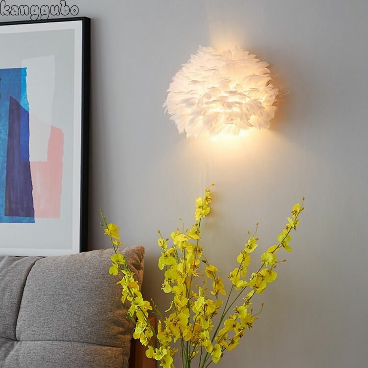 Настенный светильник из перьев