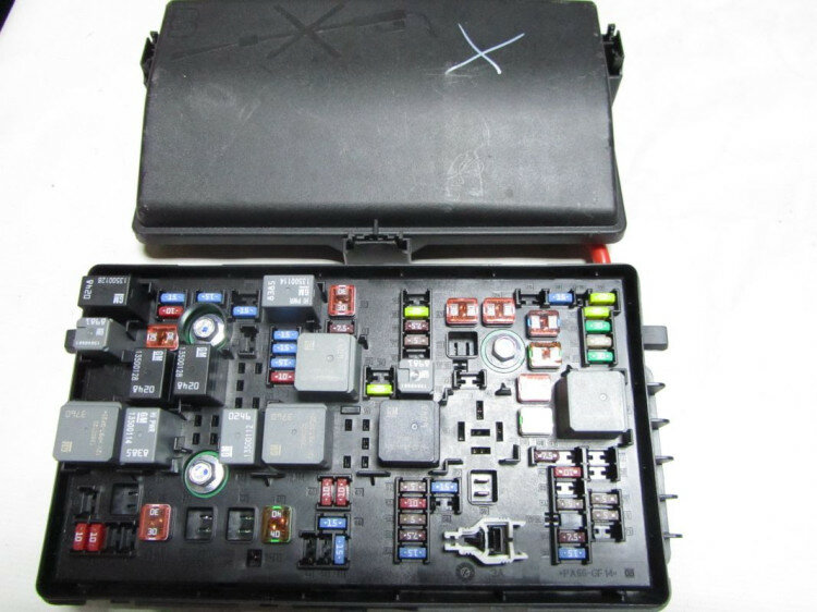 Блок предохранителей 95938113-01 8113 моторный Шевроле Круз Орландо Опель Астра J - 5,6,7,8,9, - GM