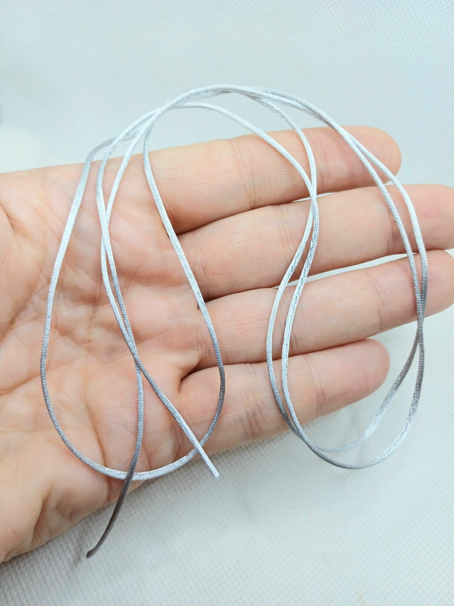 Шнурок для крестика и плетения браслетов - 1 метр. Шнур для рукоделия. Диаметр 1,5мм. Серебристый нейлоновый гайтан.