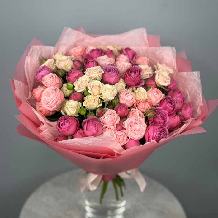 Букет из 25 кустовых пионовидных роз микс в стильной упаковке. «365 Поводов» - живые цветы с доставкой