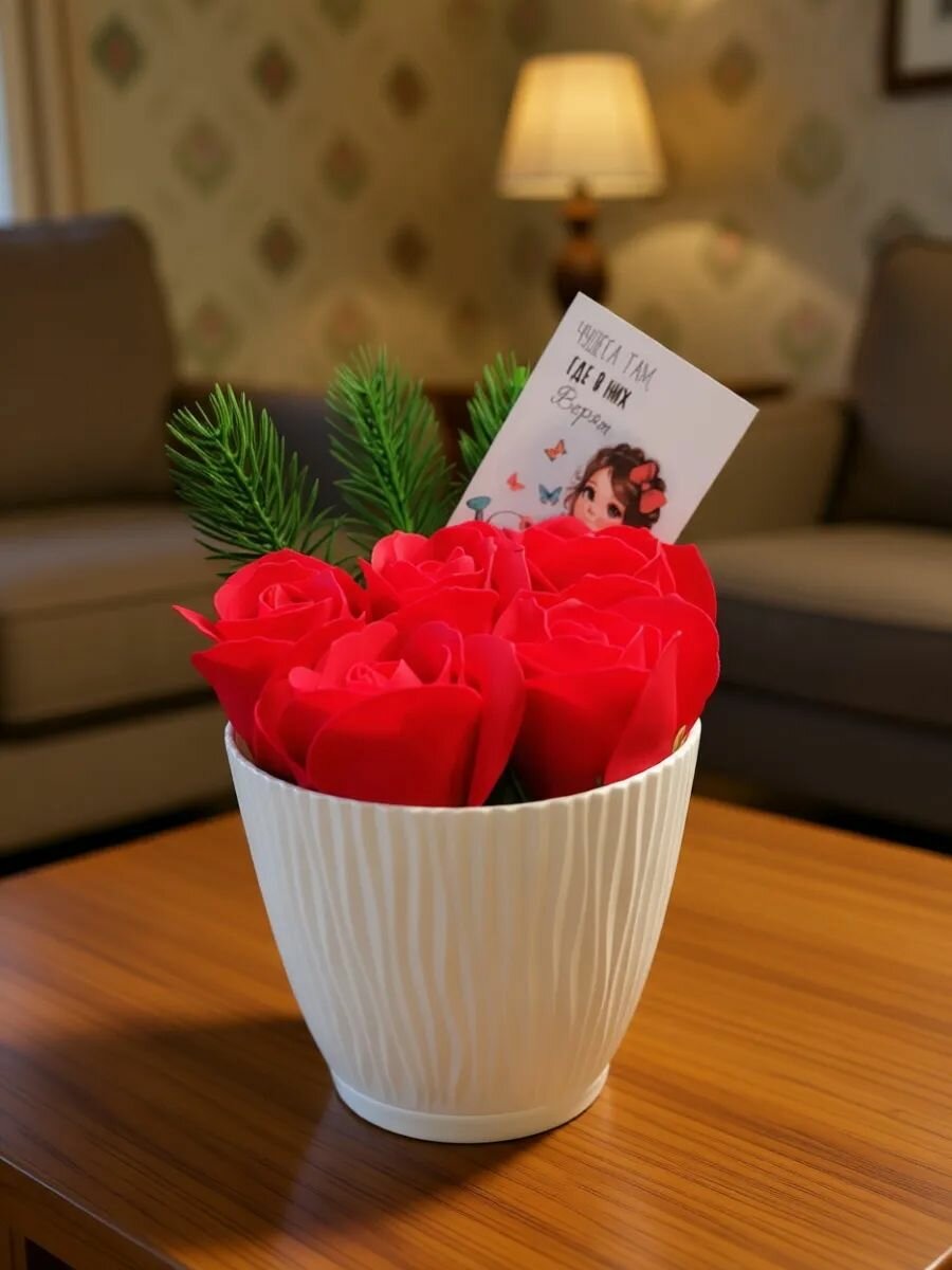 Розы из мыльной пенки в белом кашпо.