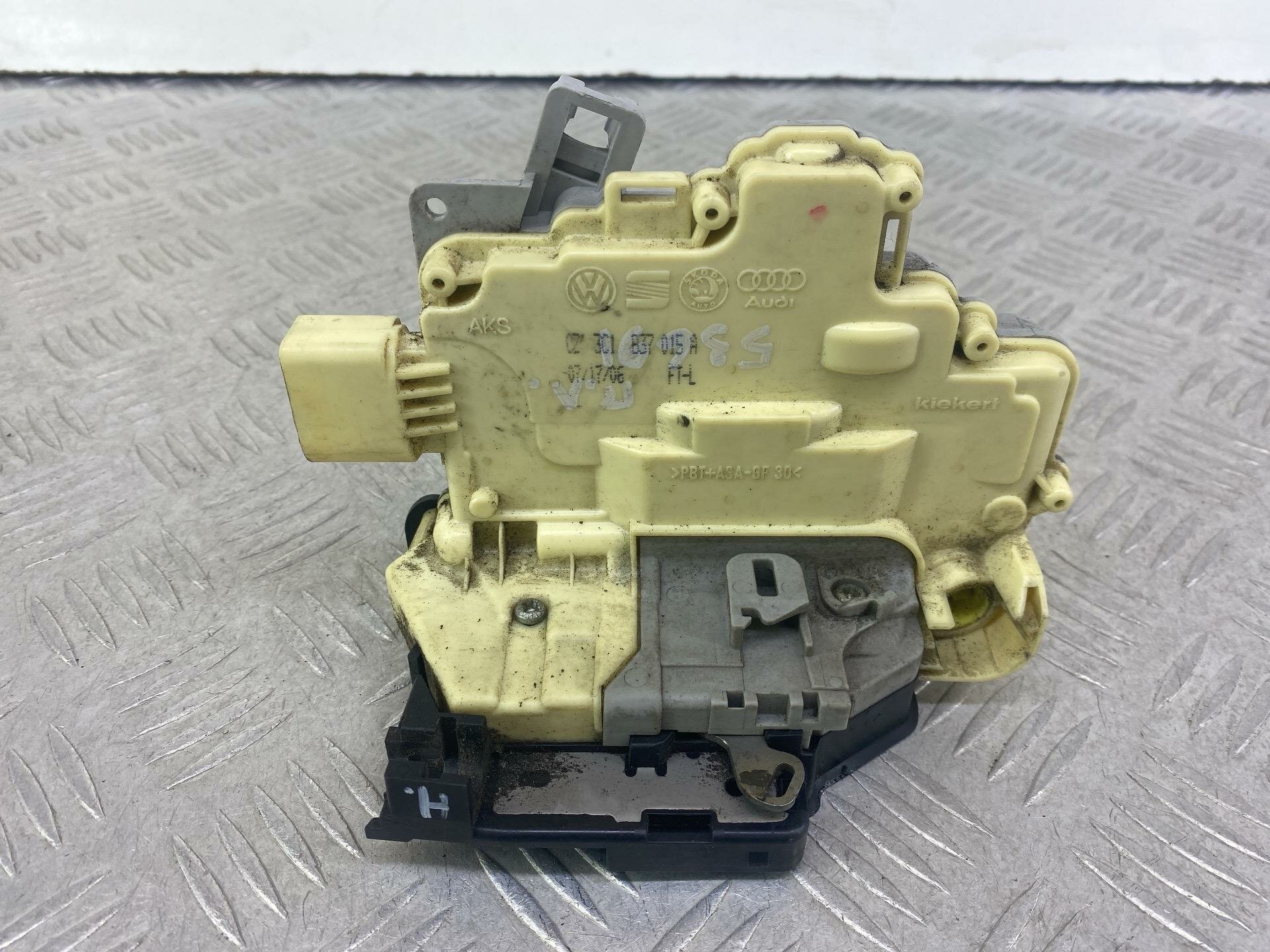 Замок двери передней левой Volkswagen Passat B6 2006 3C1837015A