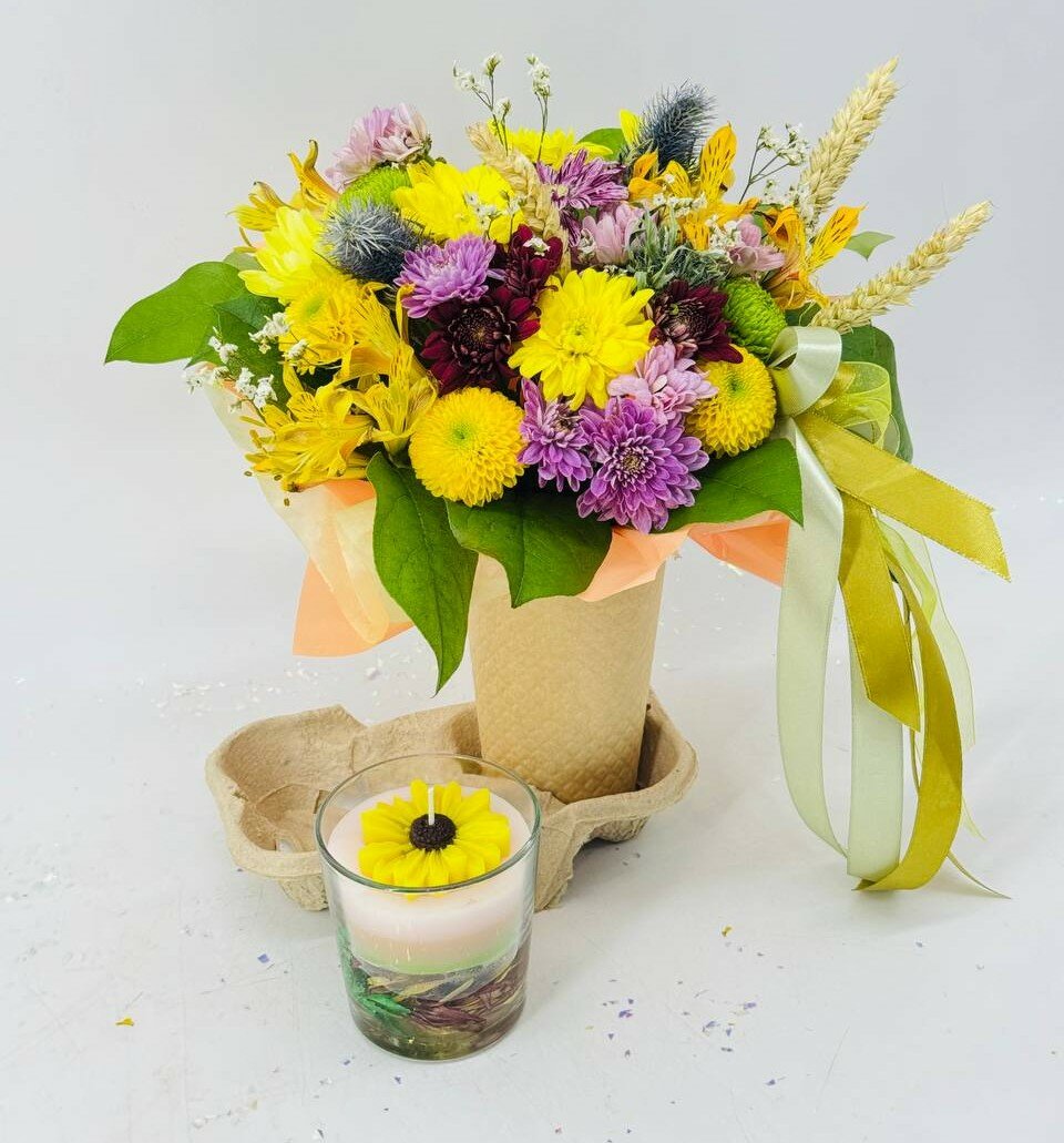 Мини букет в стакане с цветами микс и кокосовой свечой ручной работы в стекле