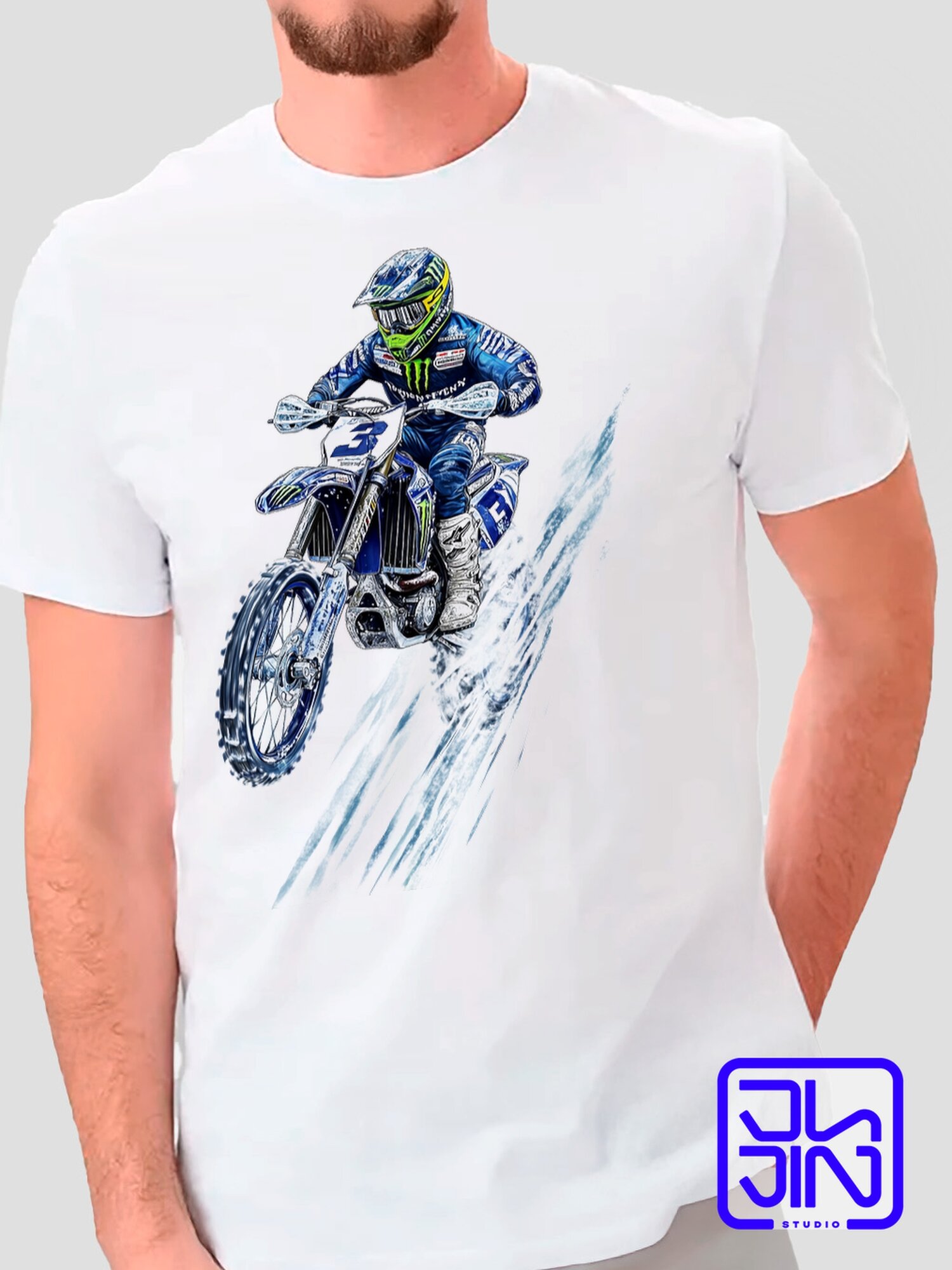Футболка классическая мужская с авторским принтом Крутой черно-синий мотоциклист на мотоцикле в темно-синем стиле экстрим, белый хлопковый трикотаж с прикольным рисунком на груди