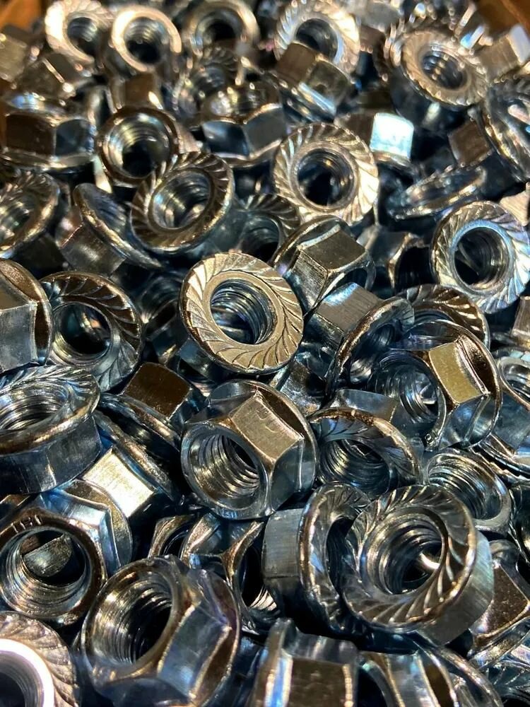 Гайки шестигранные с фланцем DIN 6923 Zn М4, 100 шт.