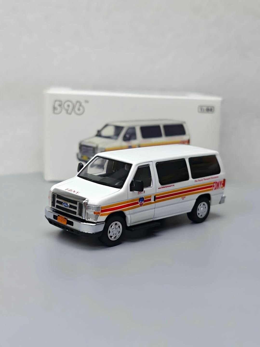 Машинка 596 1/64 Ford E-Series Vans FDNY White Die-cast Alloy Car Model Collection Toy Gift