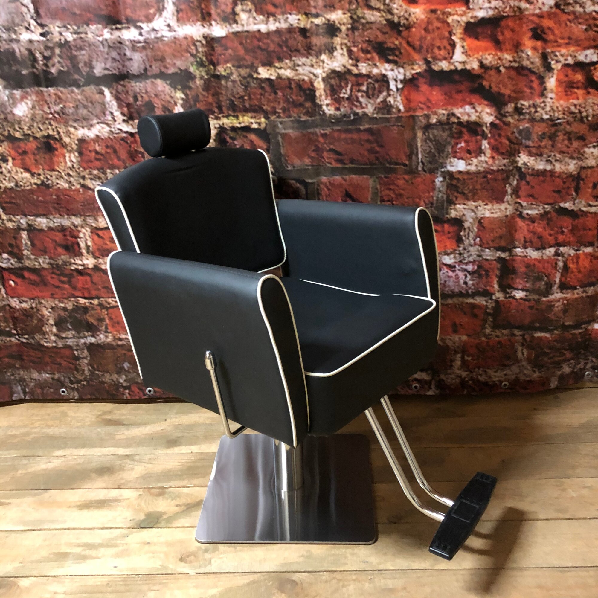 Парикмахерское кресло Маркус, квадратное основание, черный кожзам с белым кантом