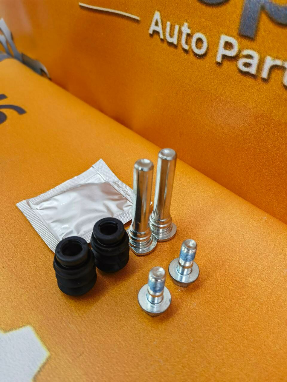 Комплект направляющих переднего суппорта шевроле лачетти CHEVROLET LACETT на один суппорт