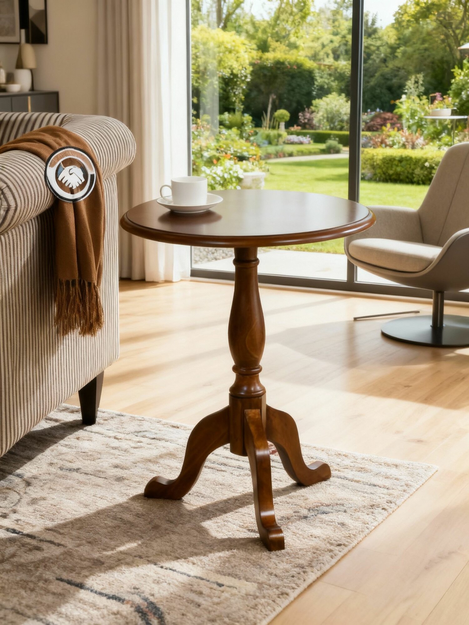 Круглый журнальный столик в американском стиле: небольшой, для кофе, декоративный