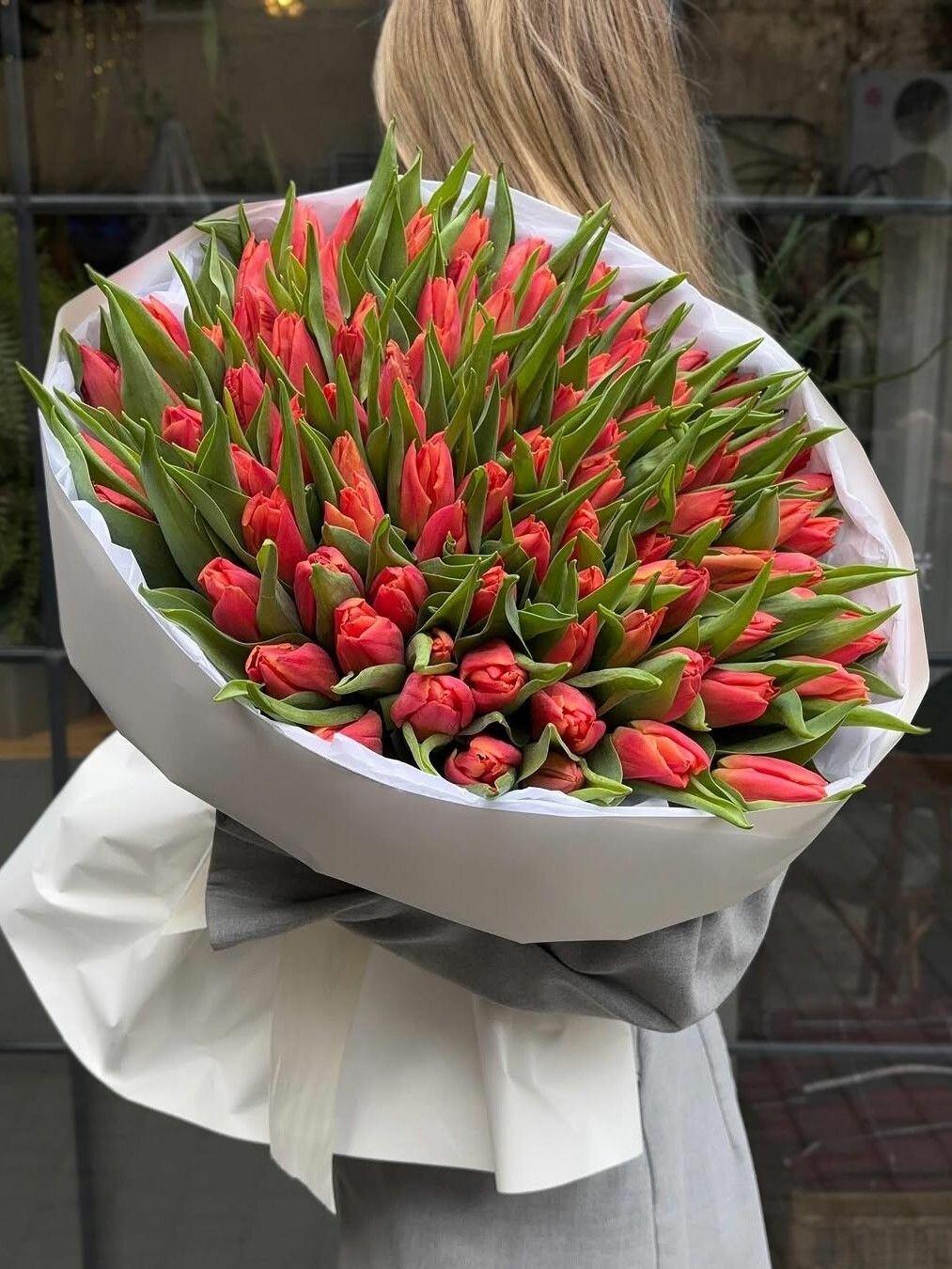 Букет из 101 красного тюльпана