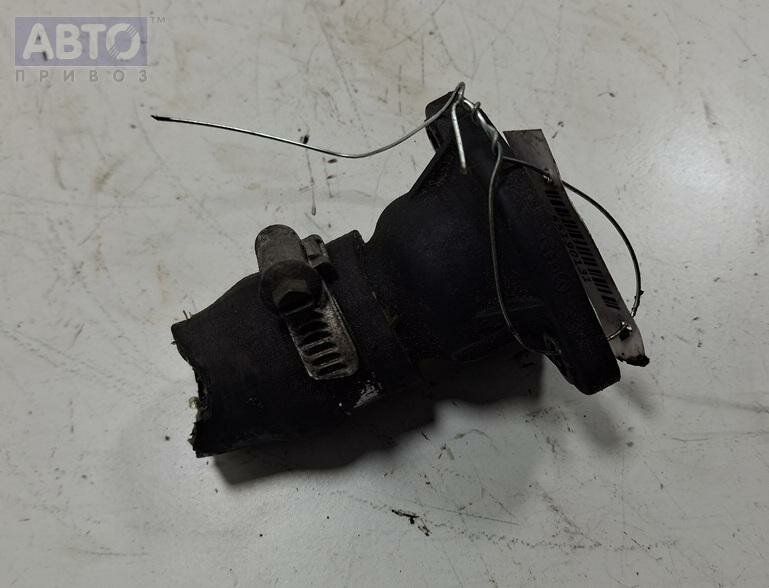 Фланец (тройник) системы охлаждения Audi 100 C3 (1982-1991)