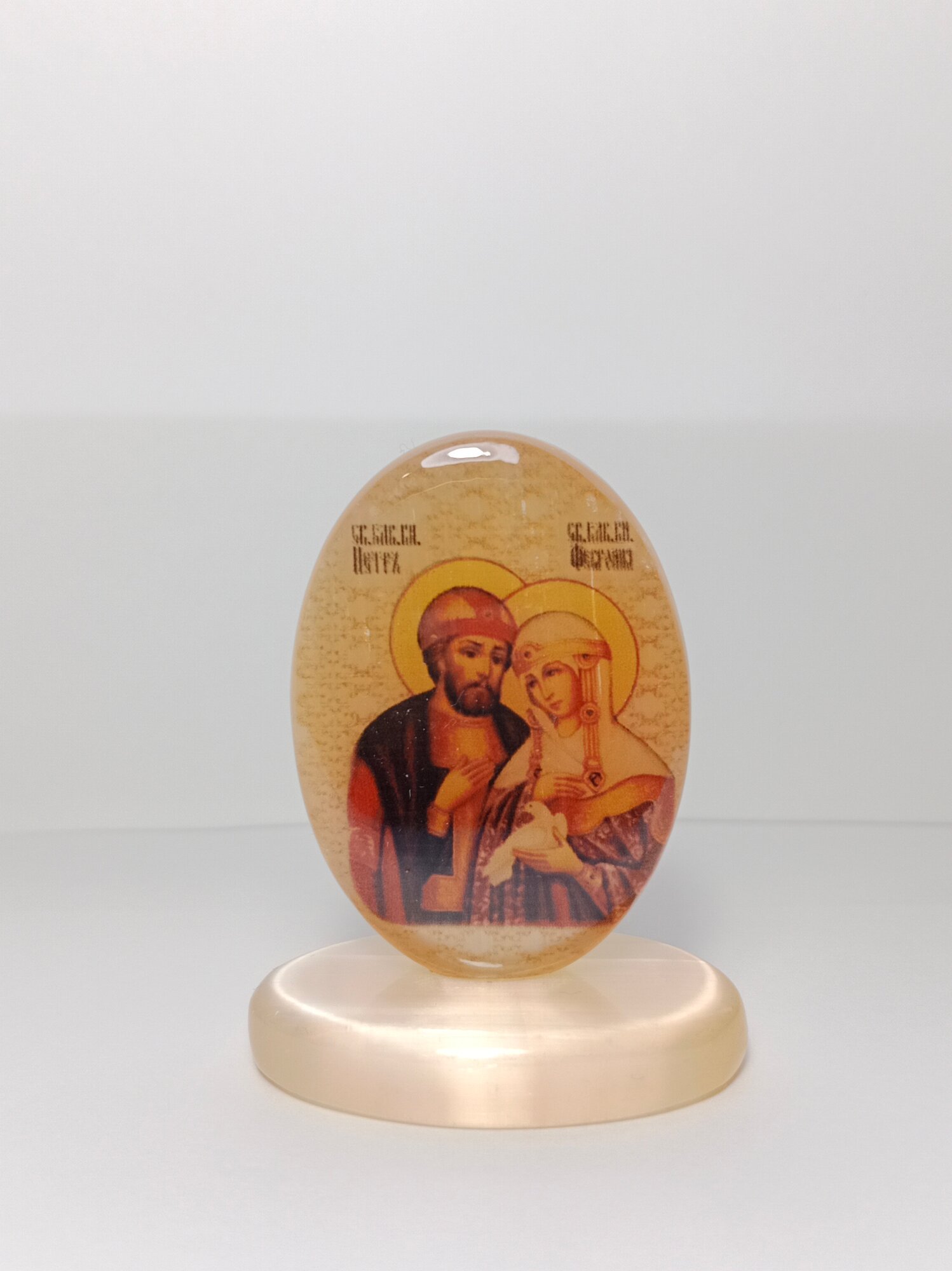 Икона из селенита на подставке "Пётр и Феврония" 6см.