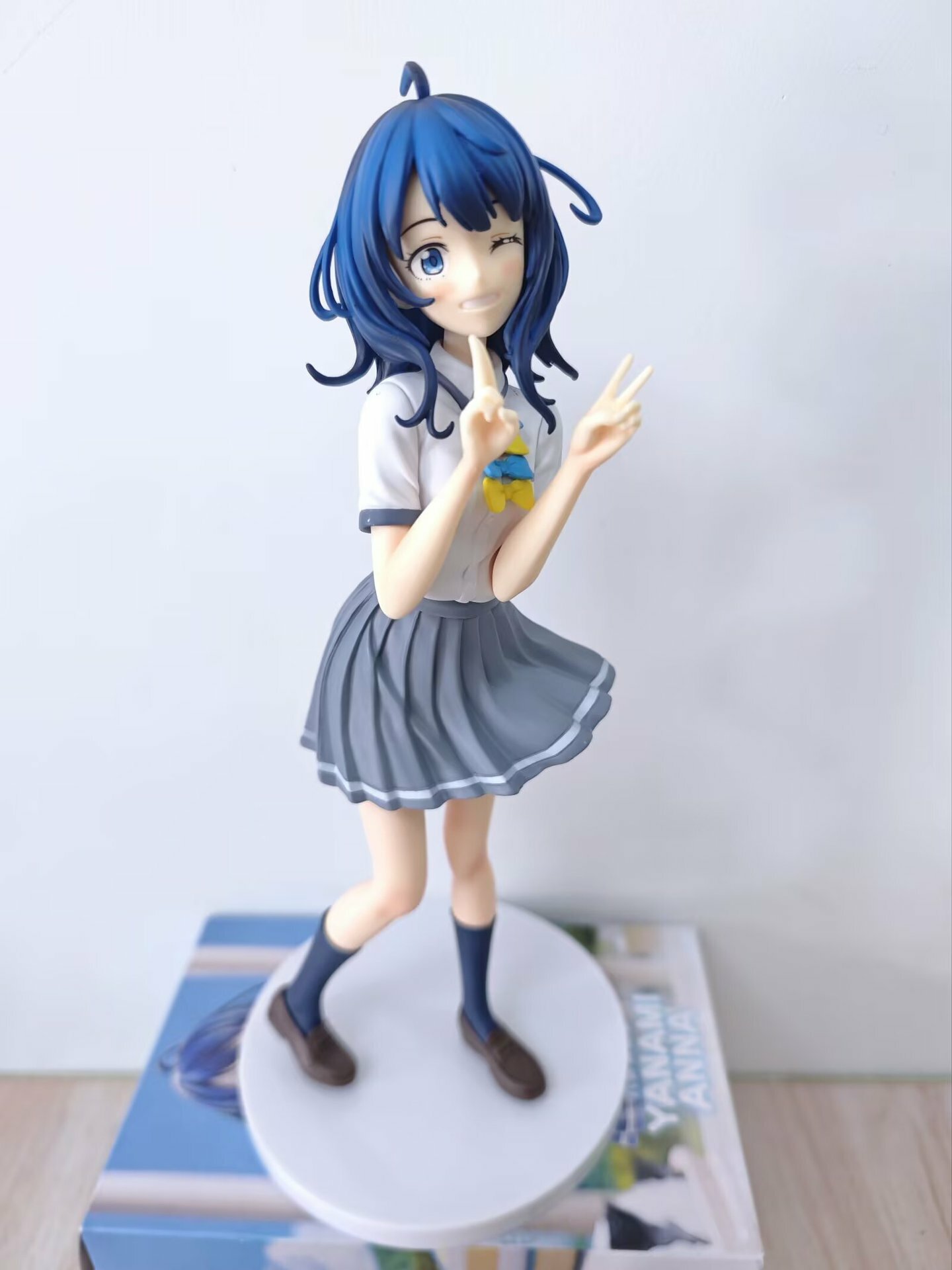 Слишком много женских персонажей, которые являются «неудачницами» (имеется в виду женские персонажи, не являющиеся главными героинями), школьная форма JK, Анна Ханами, красивый набор украшений для компьютерного корпуса с изображением девушки.