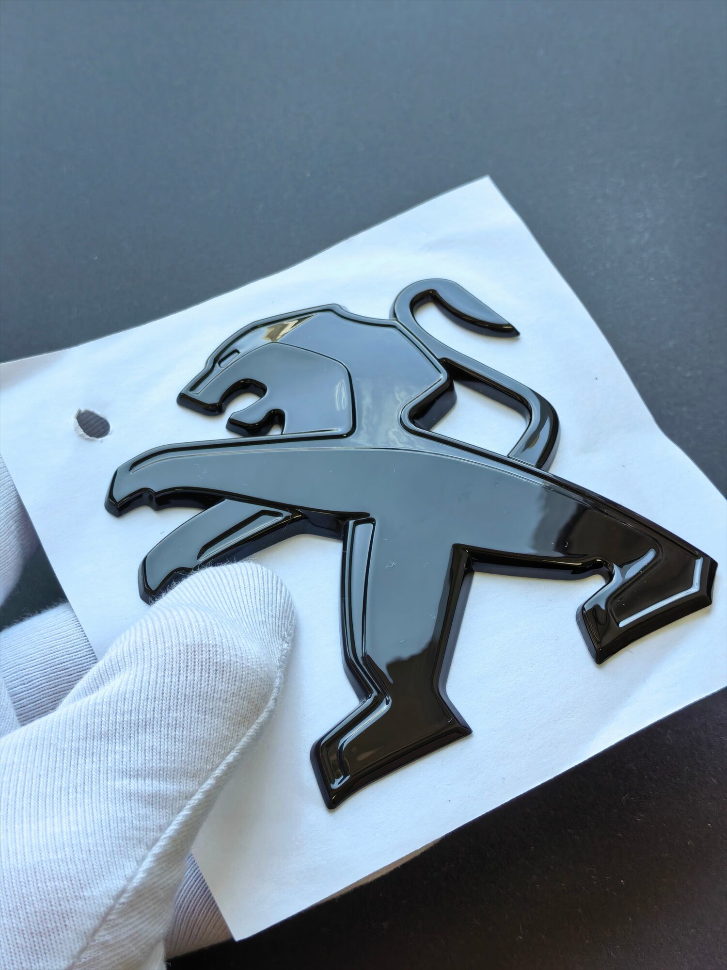 Эмблема на капот и крышку багажника Пежо 80мм 1шт. Шильдик значок Peugeot 8см черный