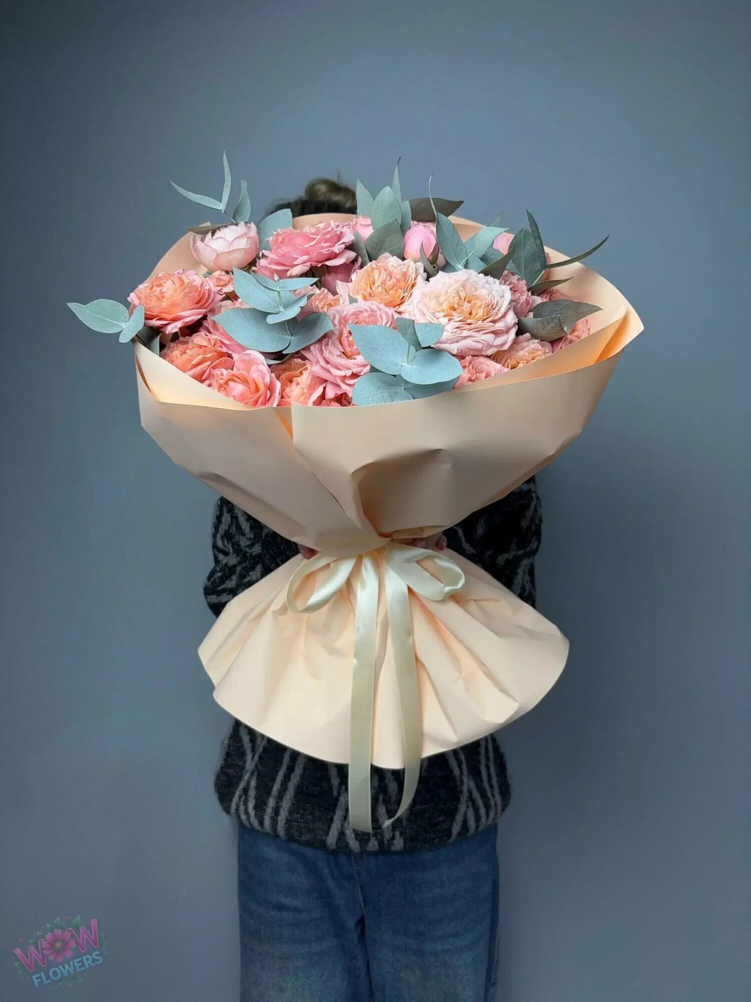 Английский Шепот: букет пионовидных роз Джульетта и эвкалипта – купить с доставкой