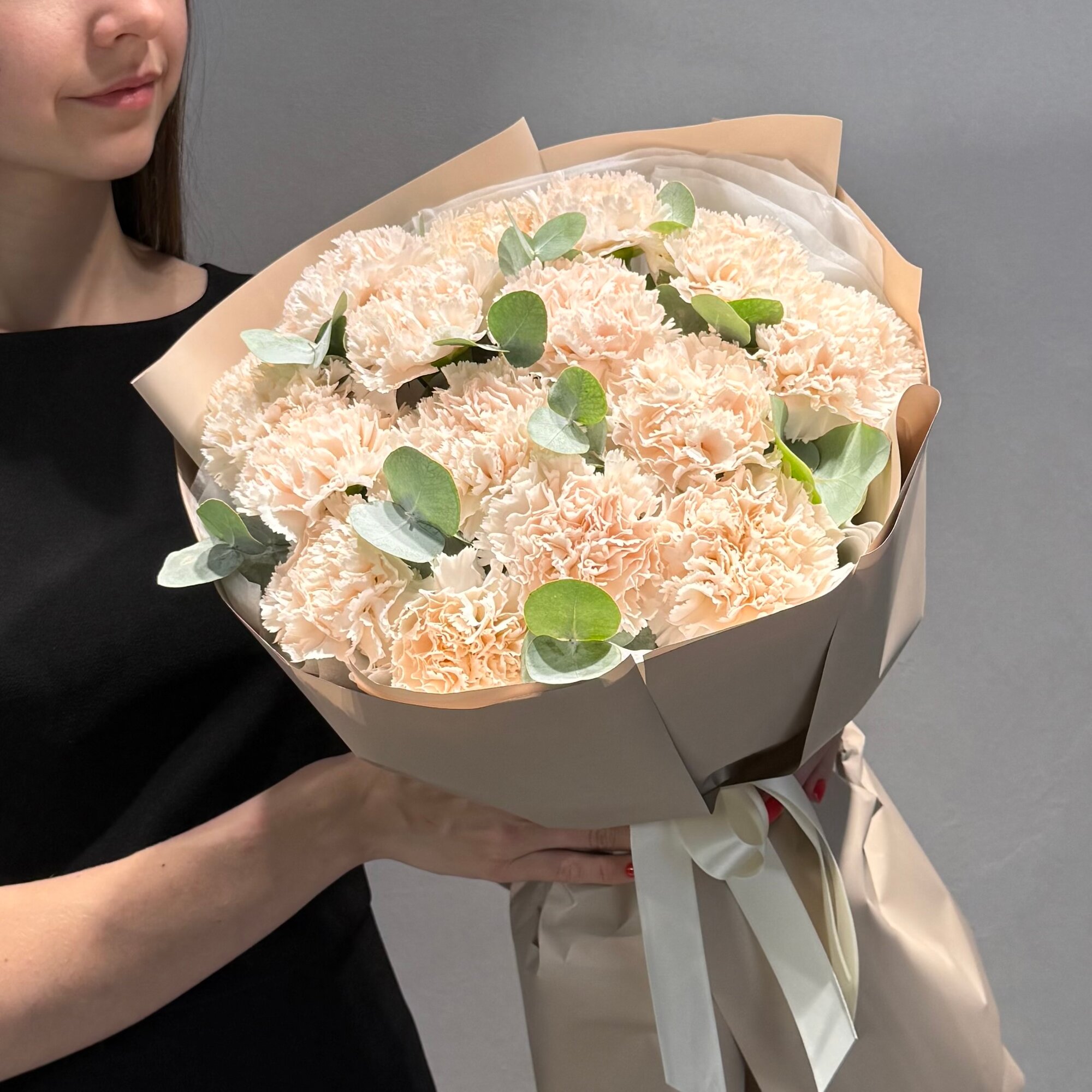 Букет диантусов персиковых с эвкалиптом, в подарочной упаковке, 15 шт.