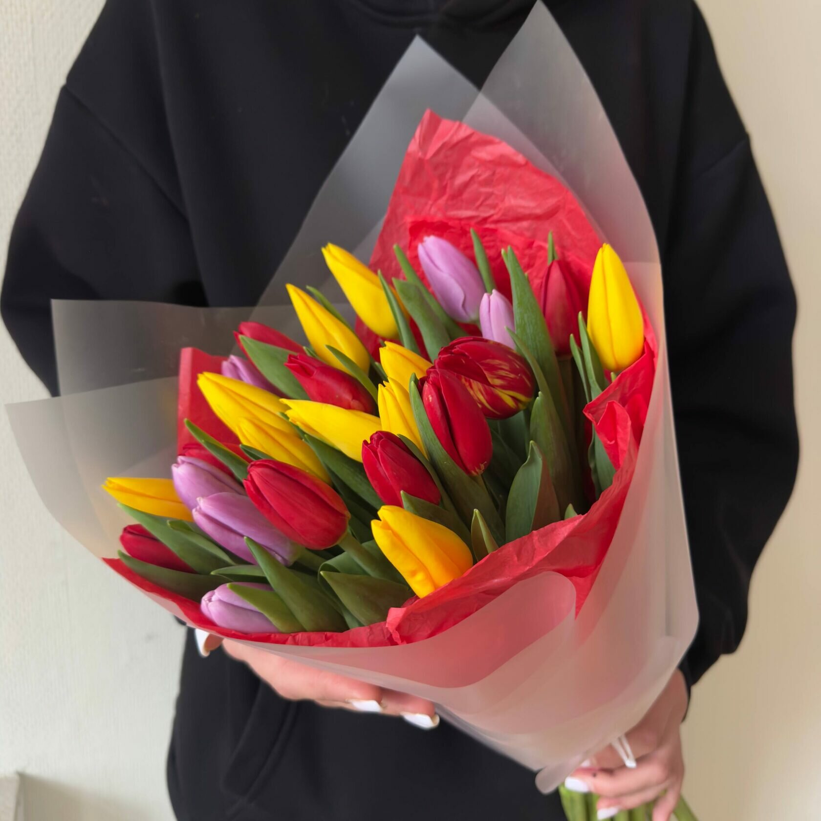 Букет из 25 тюльпанов «Радужная симфония» — взрыв цвета и позитива!